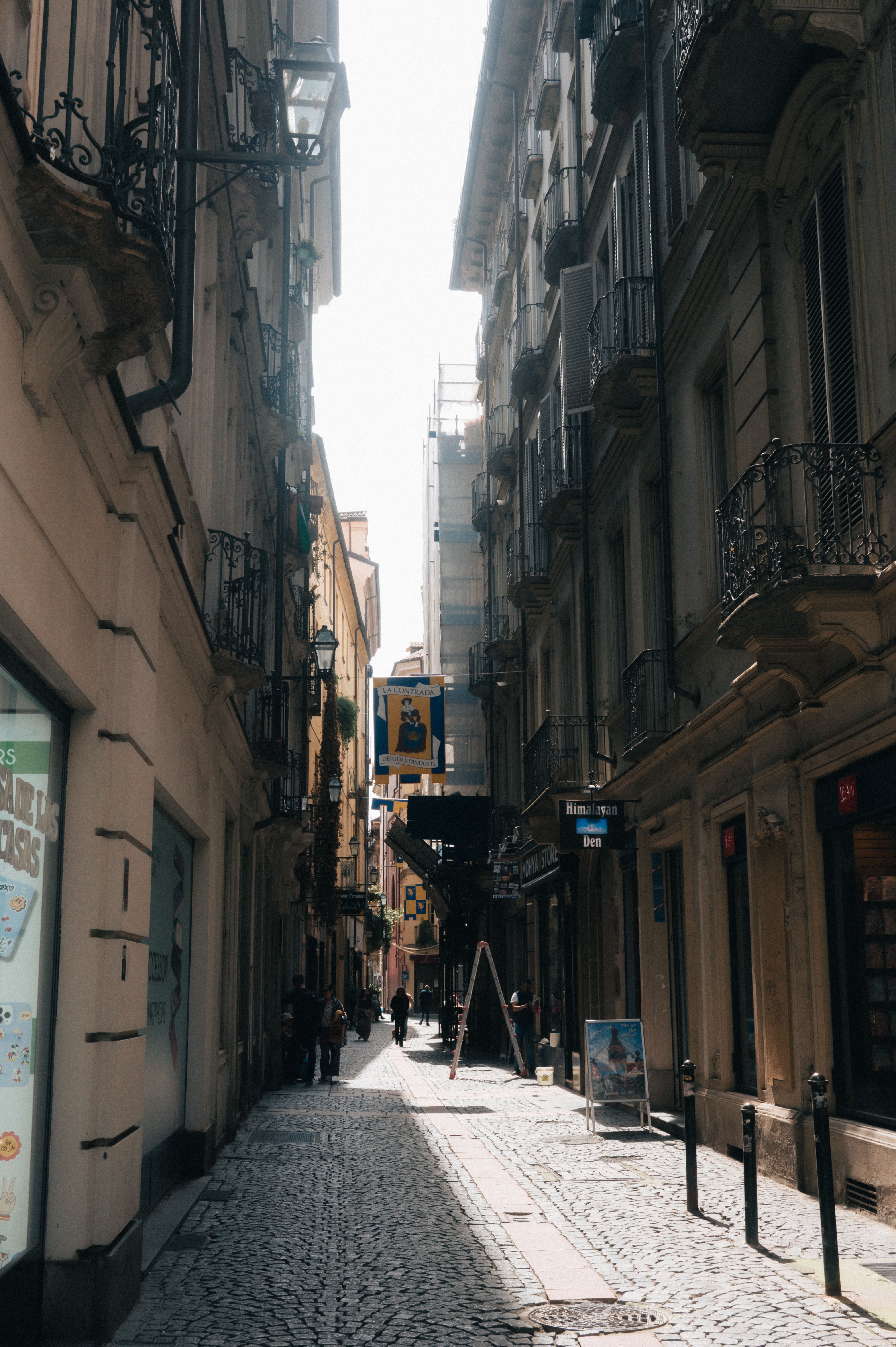 Charming European Street with Old-World Architecture · Free Stock Photo