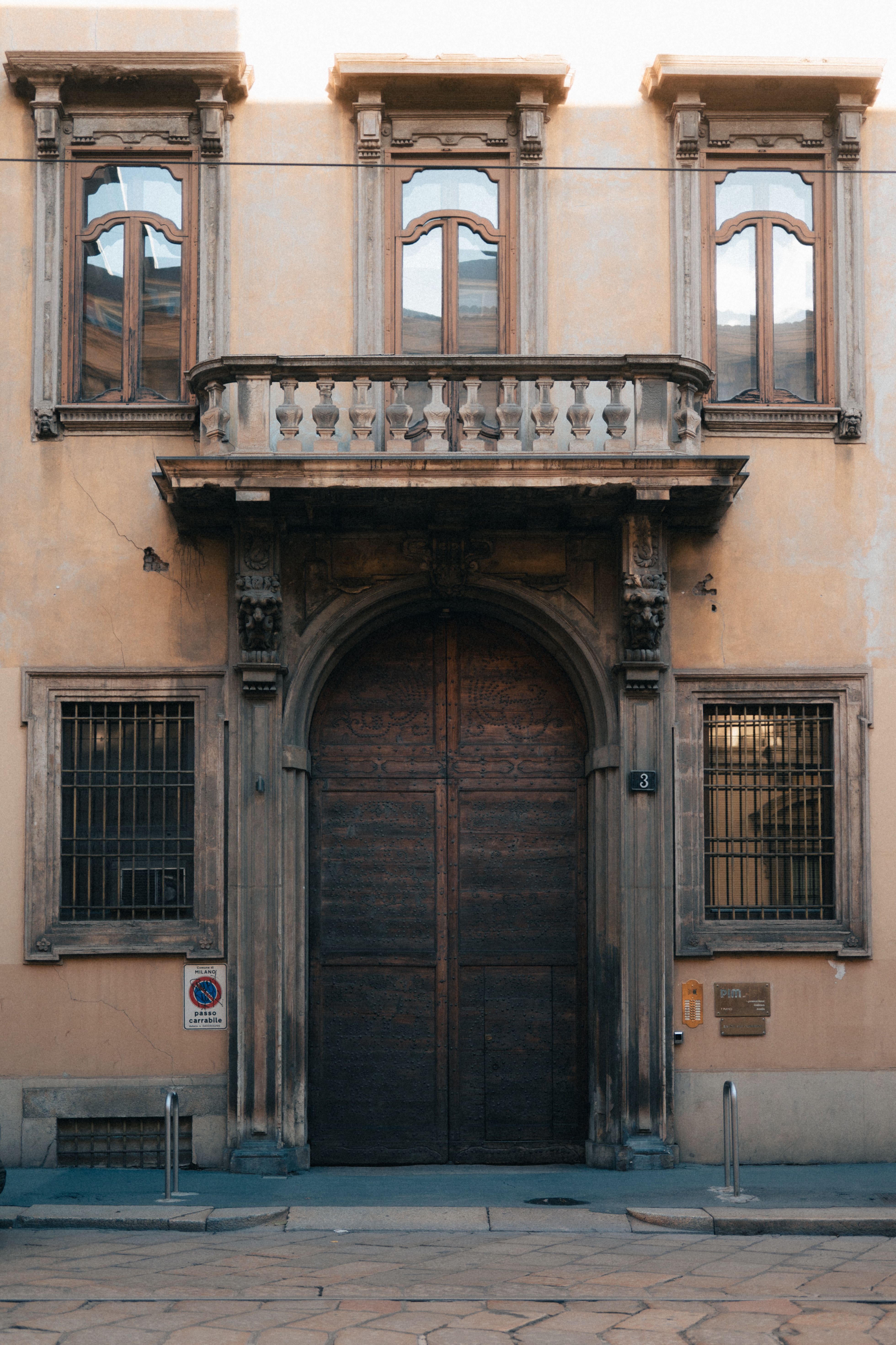 Elegant Historical Building Entrance in Daylight · Free Stock Photo