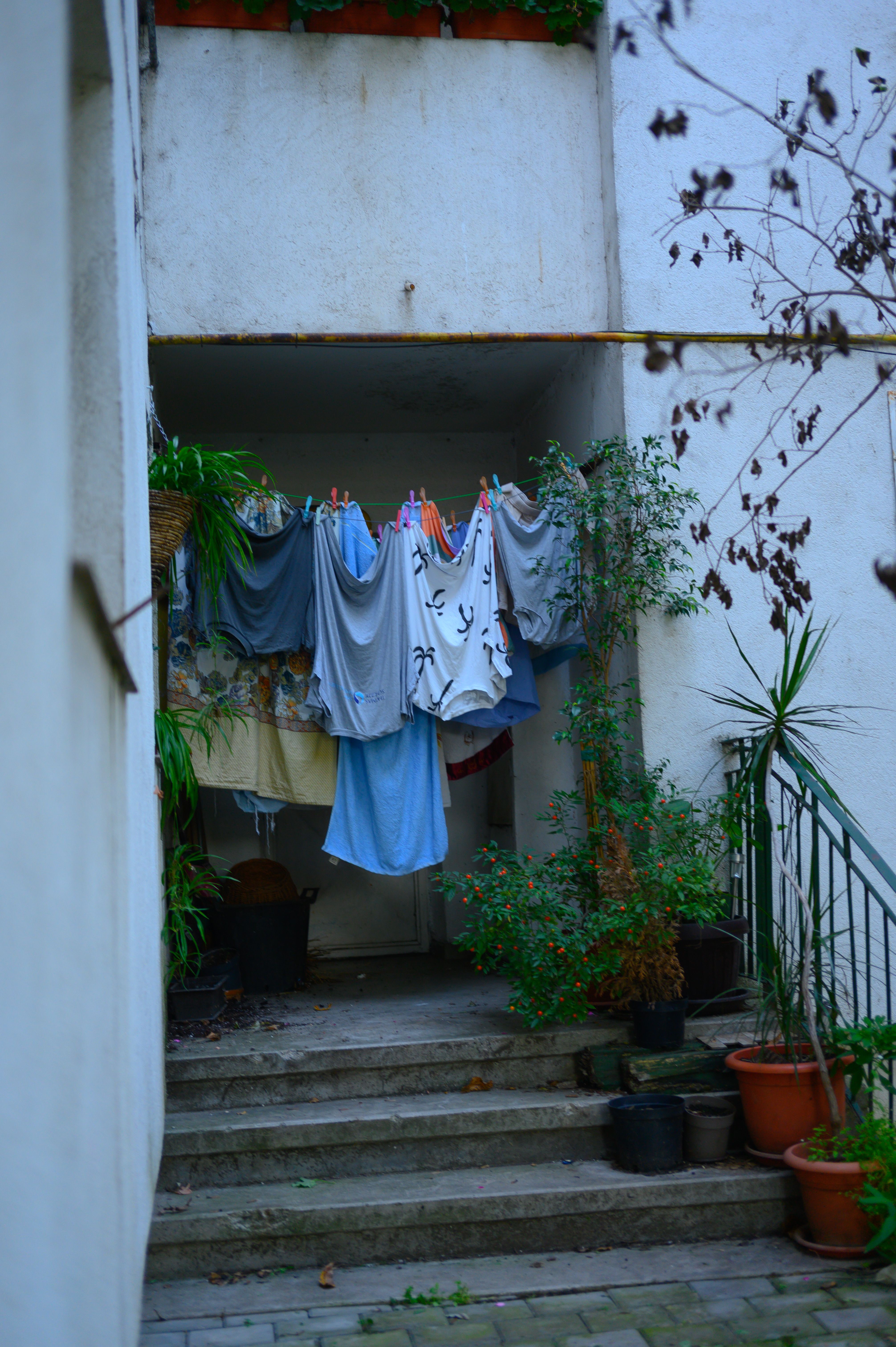 Charming Urban Courtyard with Laundry Hanging · Free Stock Photo
