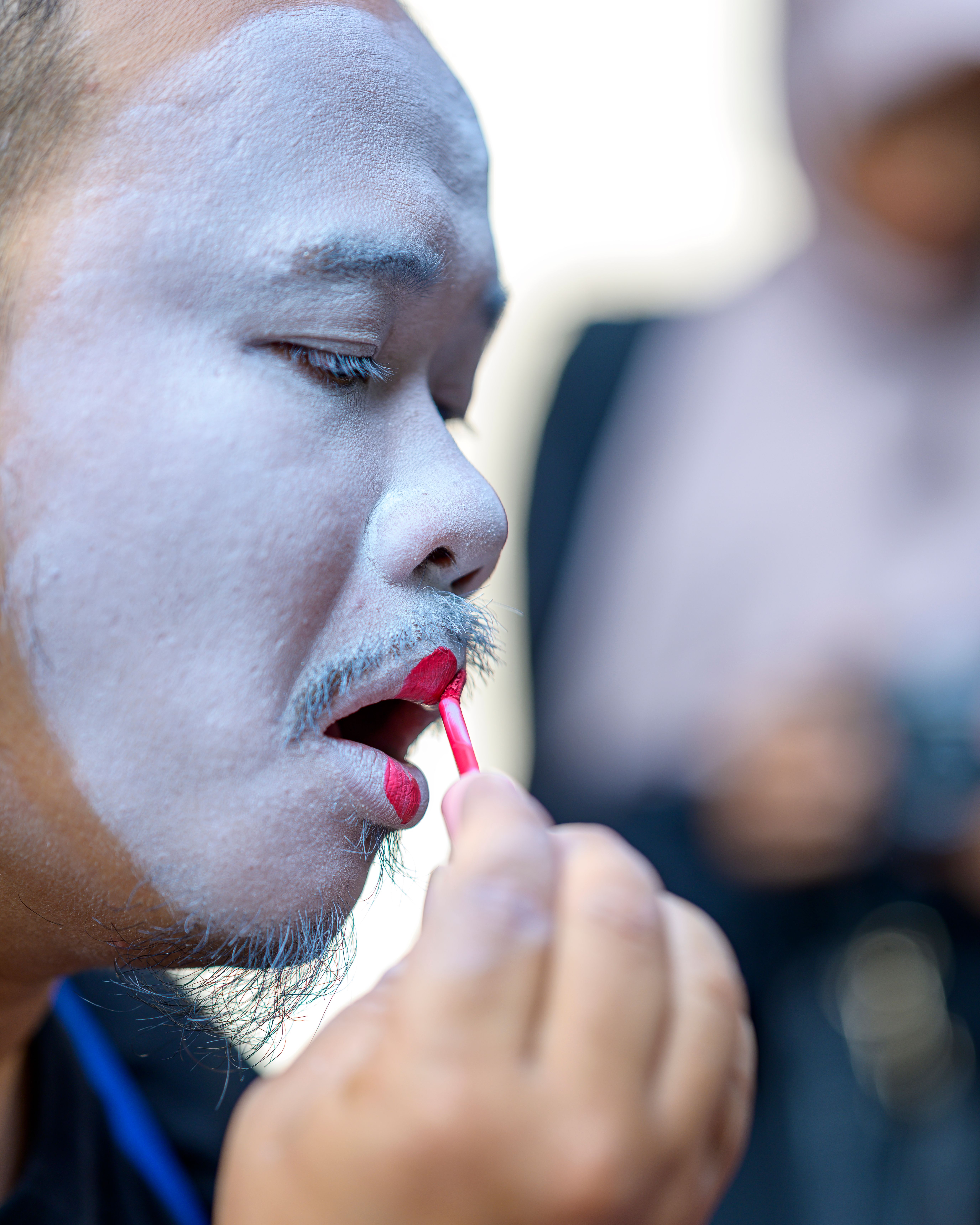 Man Applying Makeup Photos, Download The BEST Free Man Applying Makeup ...