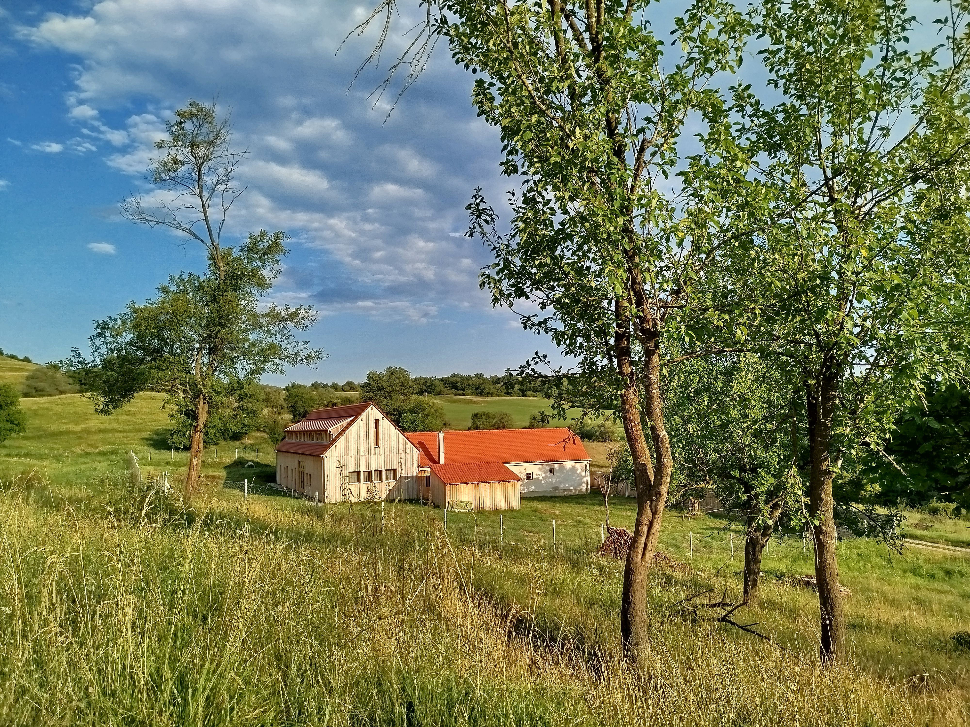 Scenic Rural Landscape with Rustic Farmhouse · Free Stock Photo
