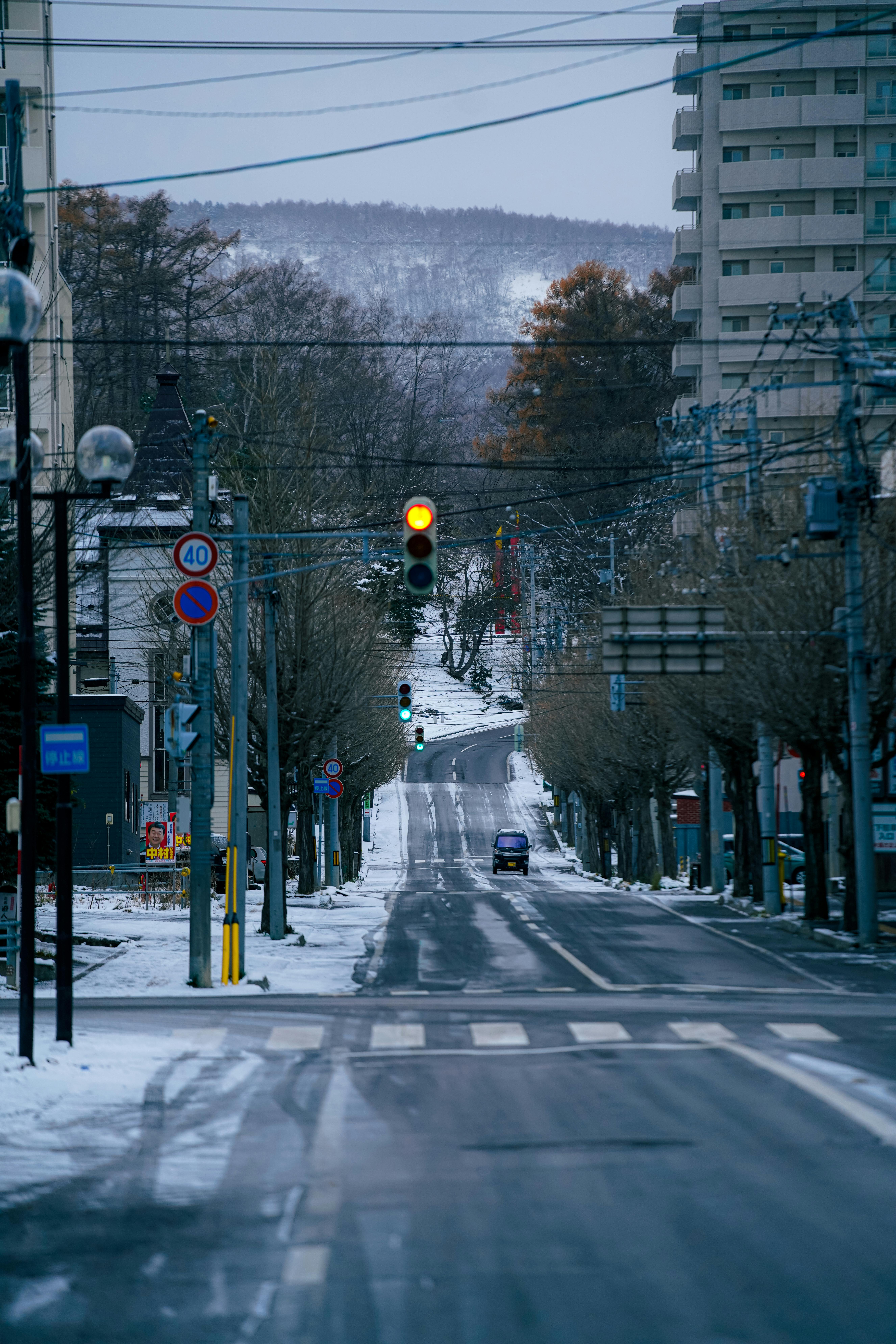 Snowy Urban Street with Traffic Lights in Winter · Free Stock Photo
