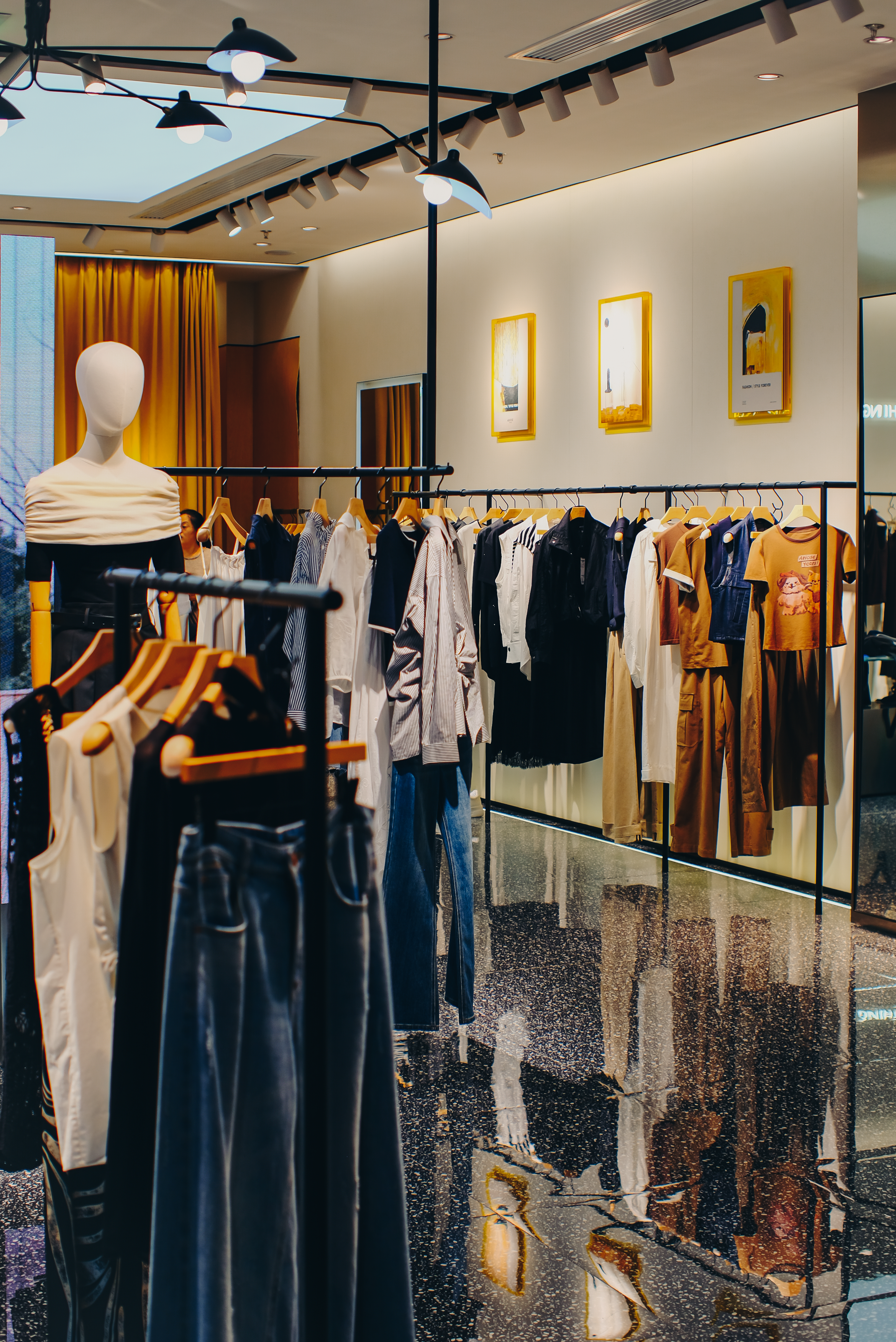 Boutique De Moda Moderna Con Ropa Elegante · Foto de stock gratuita
