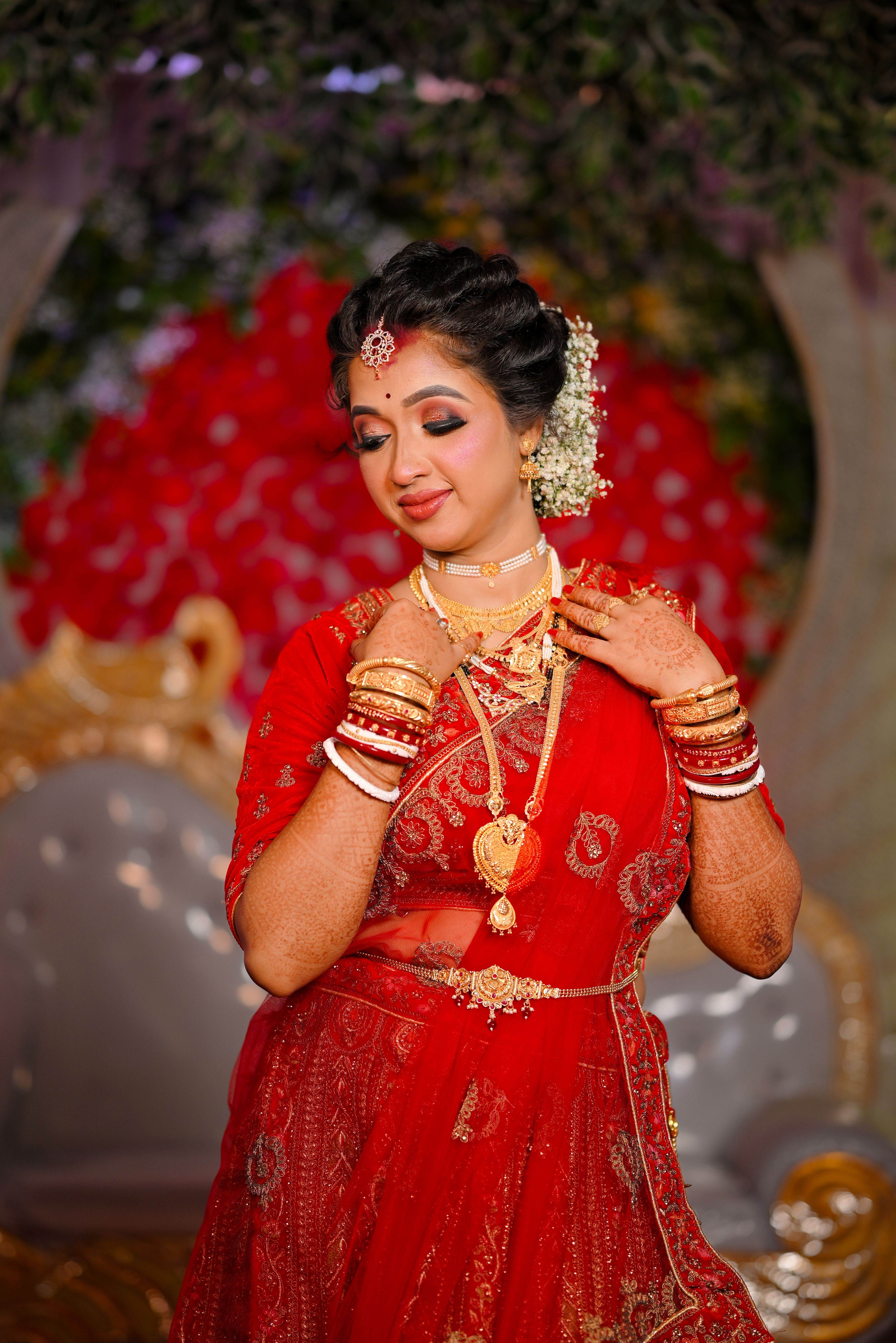 Elegant Bengali Bride in Traditional Red Saree · Free Stock Photo