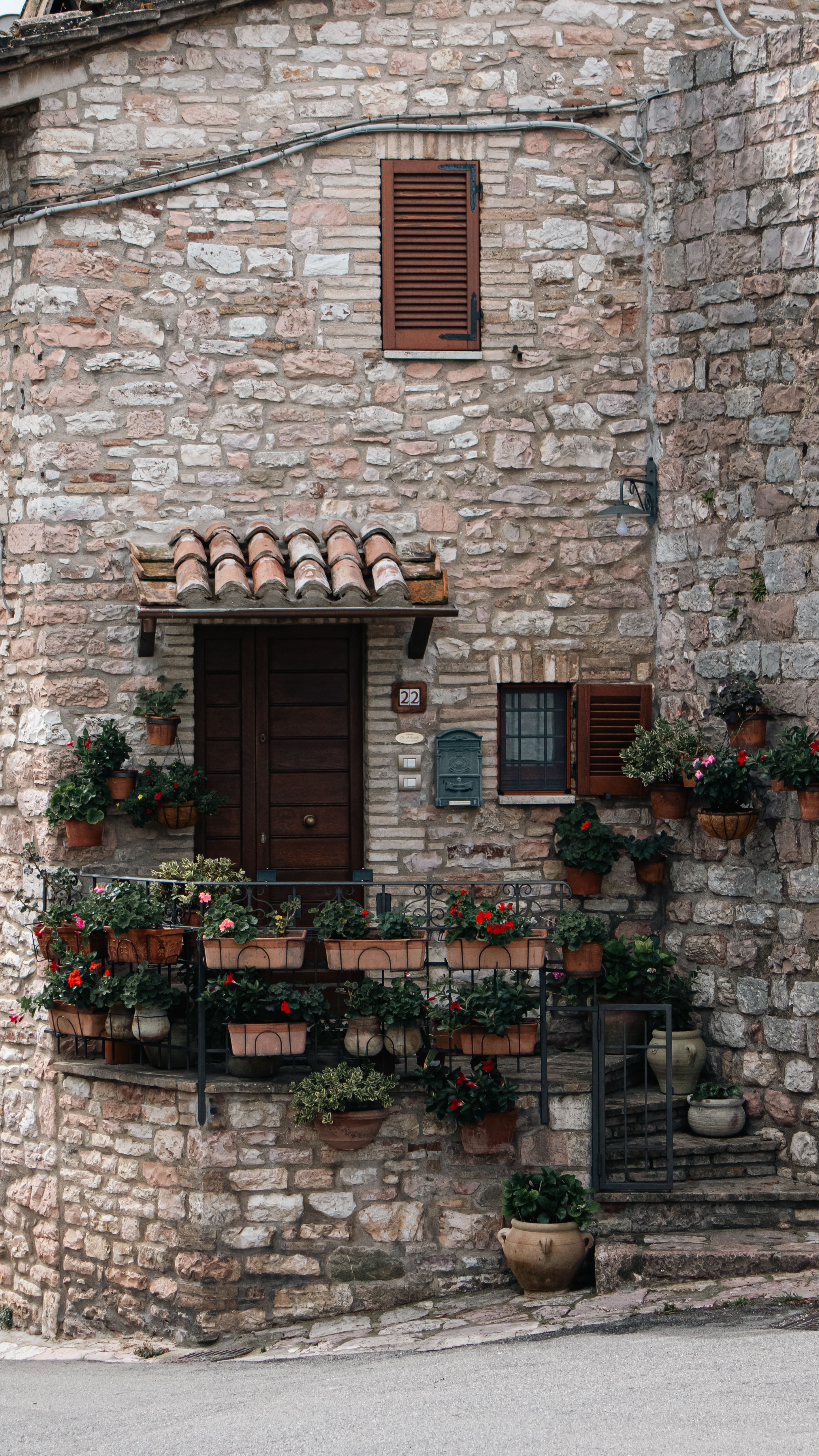 Charming Rustic Facade in Assisi, Italy · Free Stock Photo