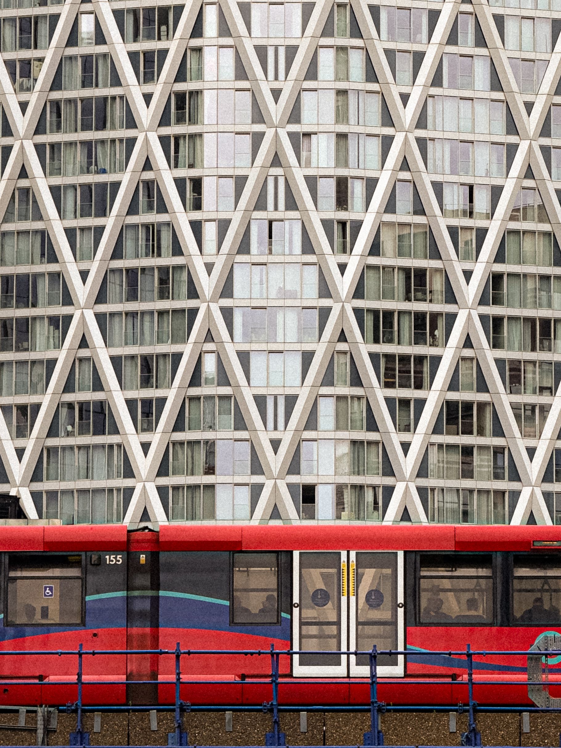 Modern Urban Train with Geometric Building Backdrop · Free Stock Photo