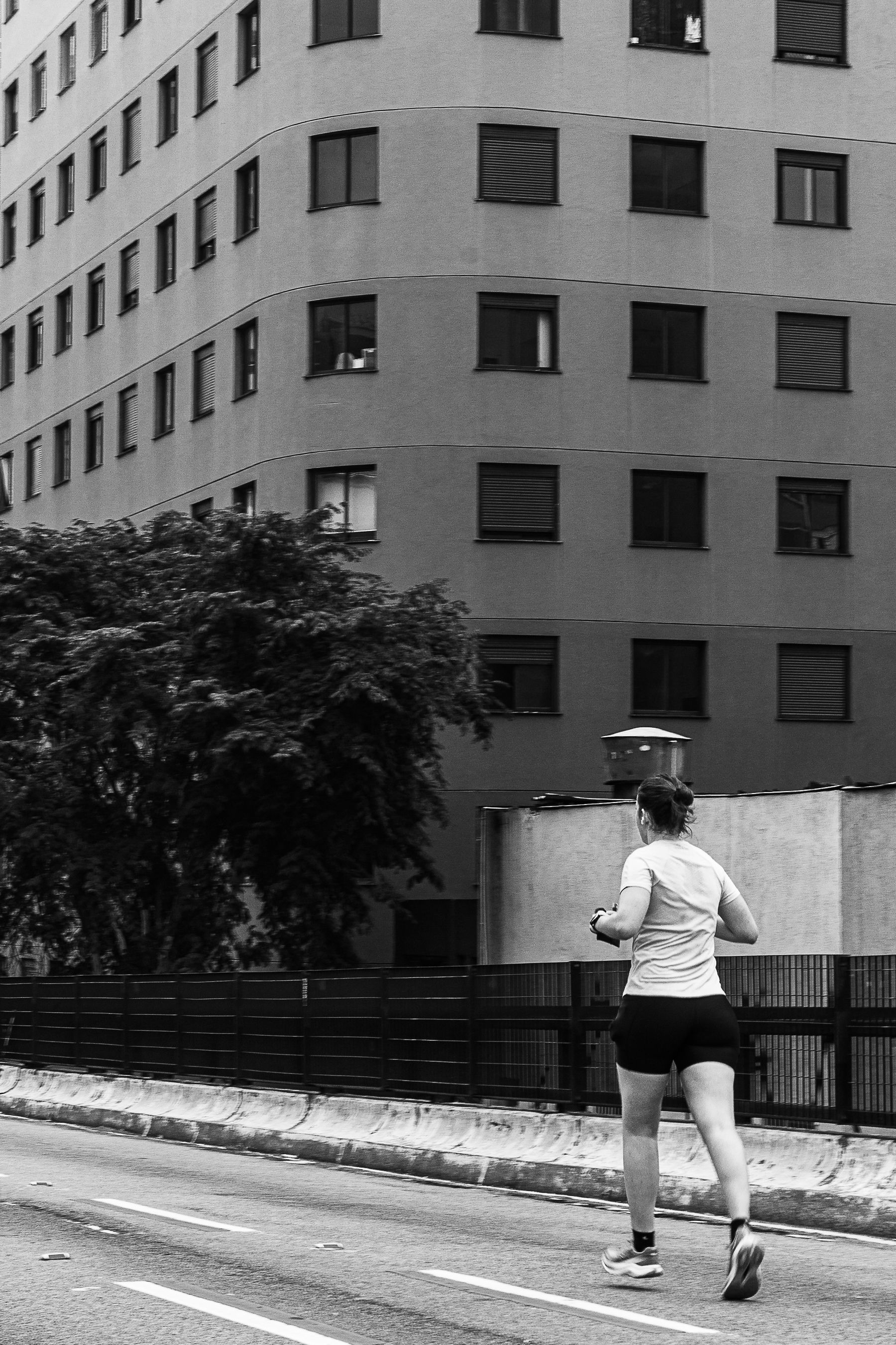 Monochrome Marathon Runners on City Street · Free Stock Photo
