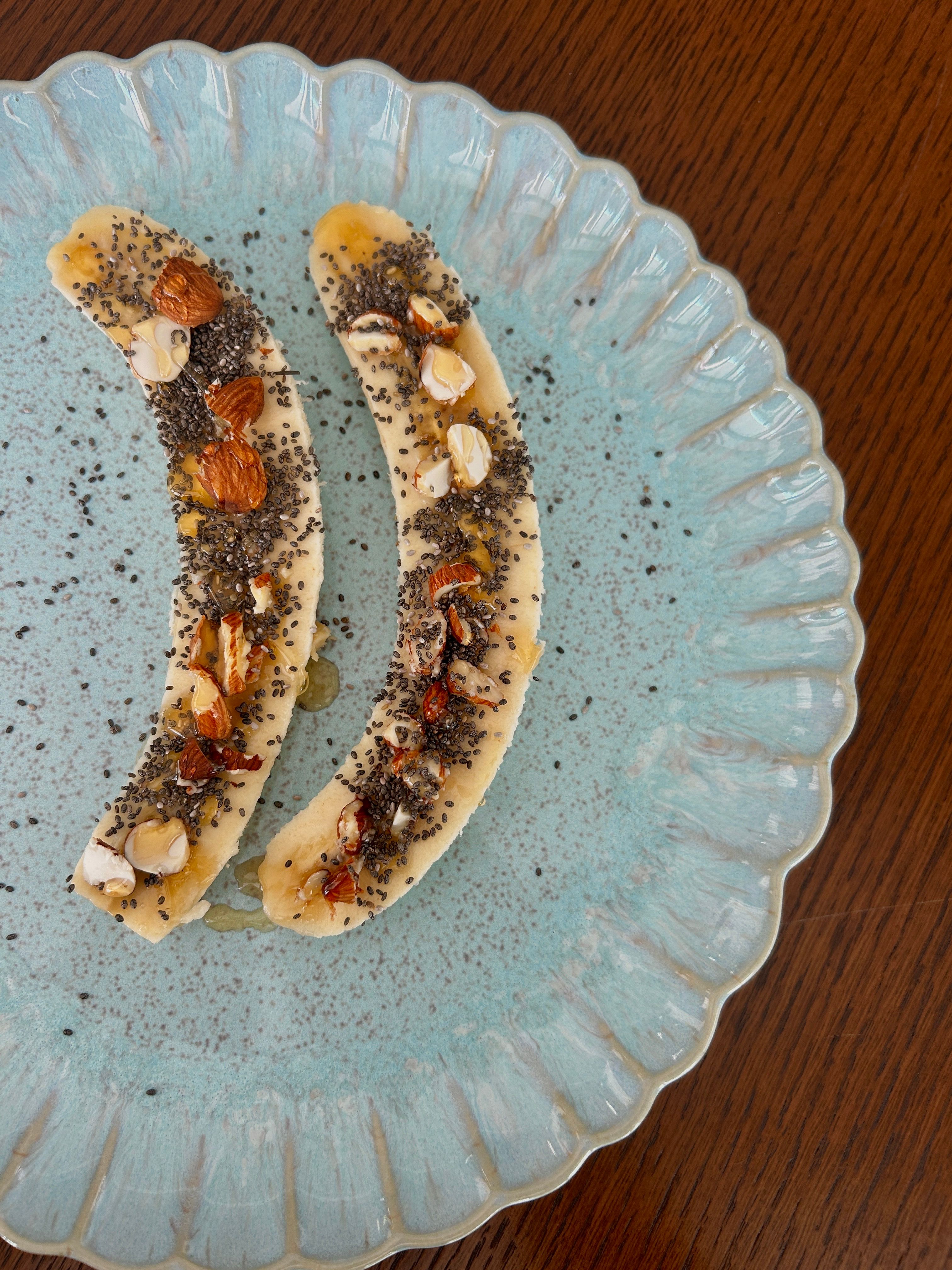 Snack Saludable De Plátano Con Semillas De Chía Y Frutos Secos · Foto ...