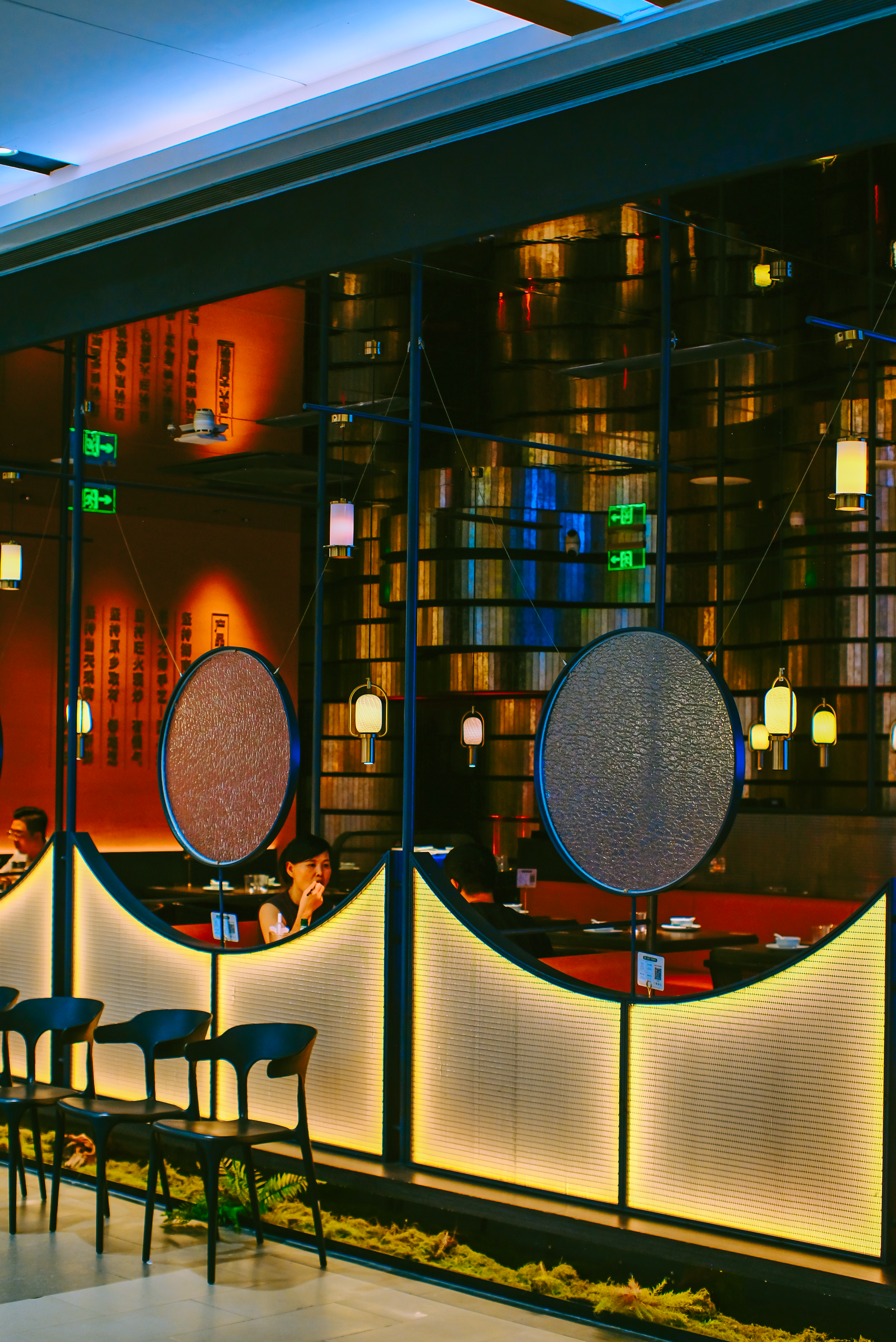 Elegant Modern Restaurant Interior with Warm Lighting · Free Stock Photo