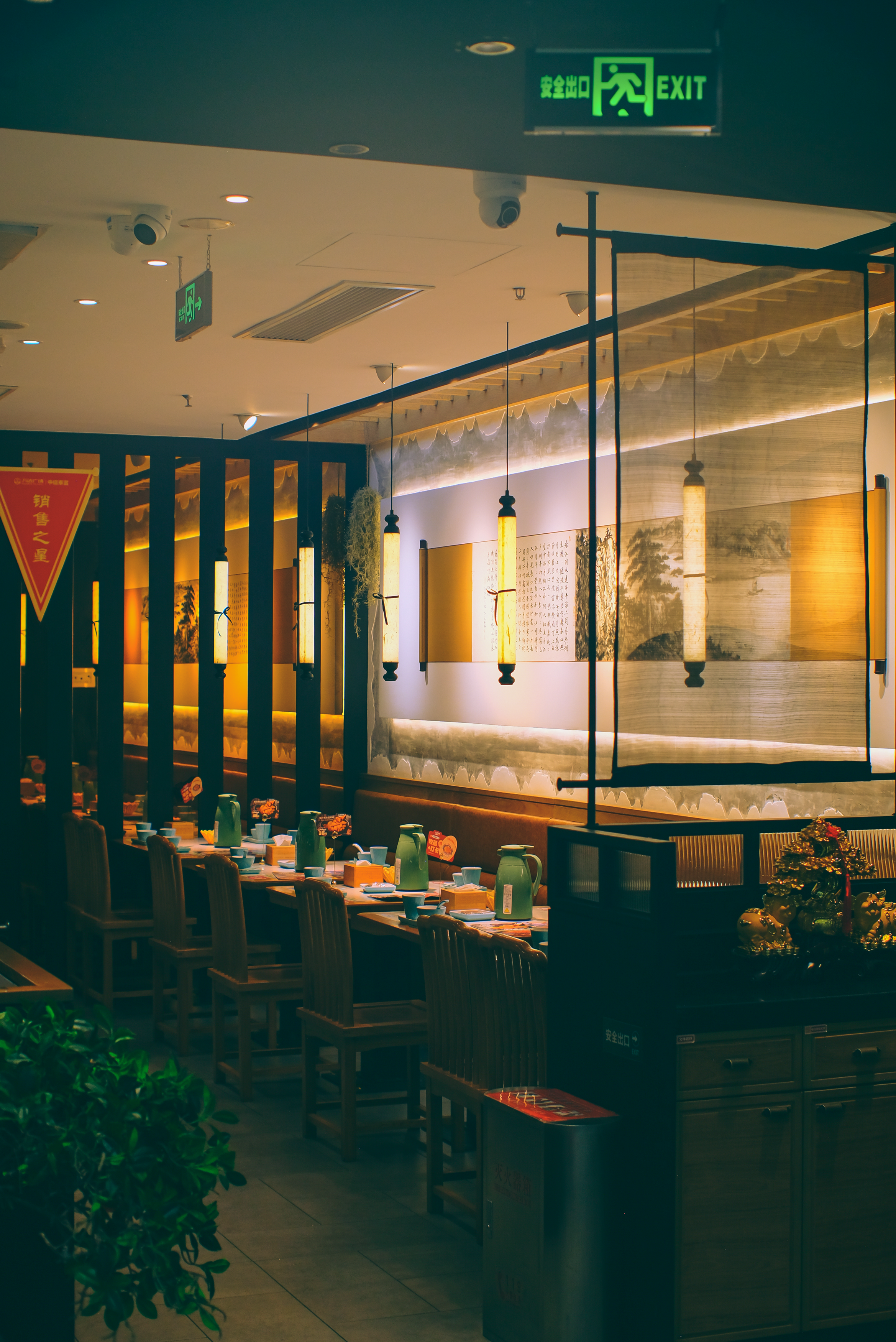 Cozy Asian Restaurant Interior with Warm Lighting · Free Stock Photo