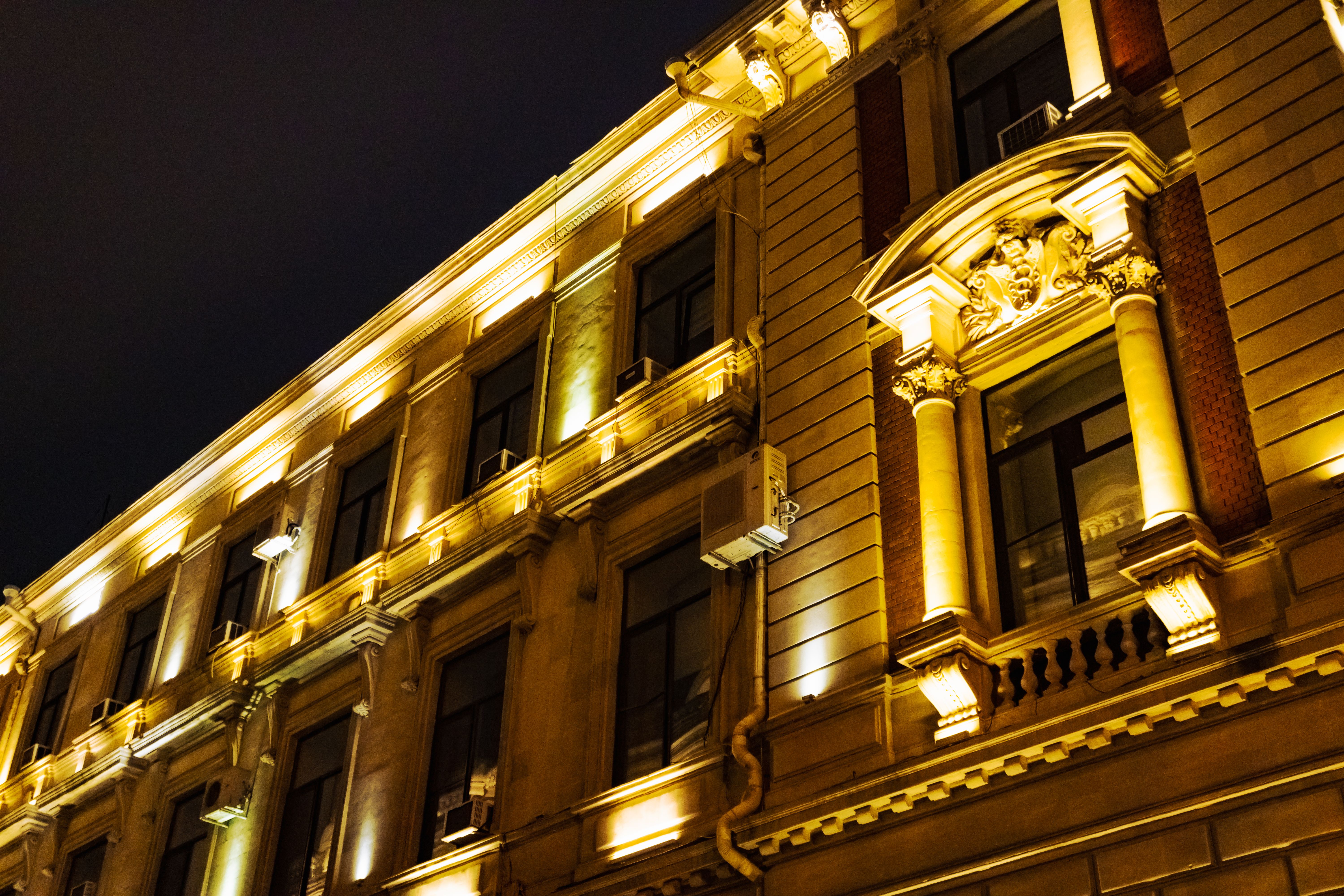 Illuminated Historic Building at Night · Free Stock Photo