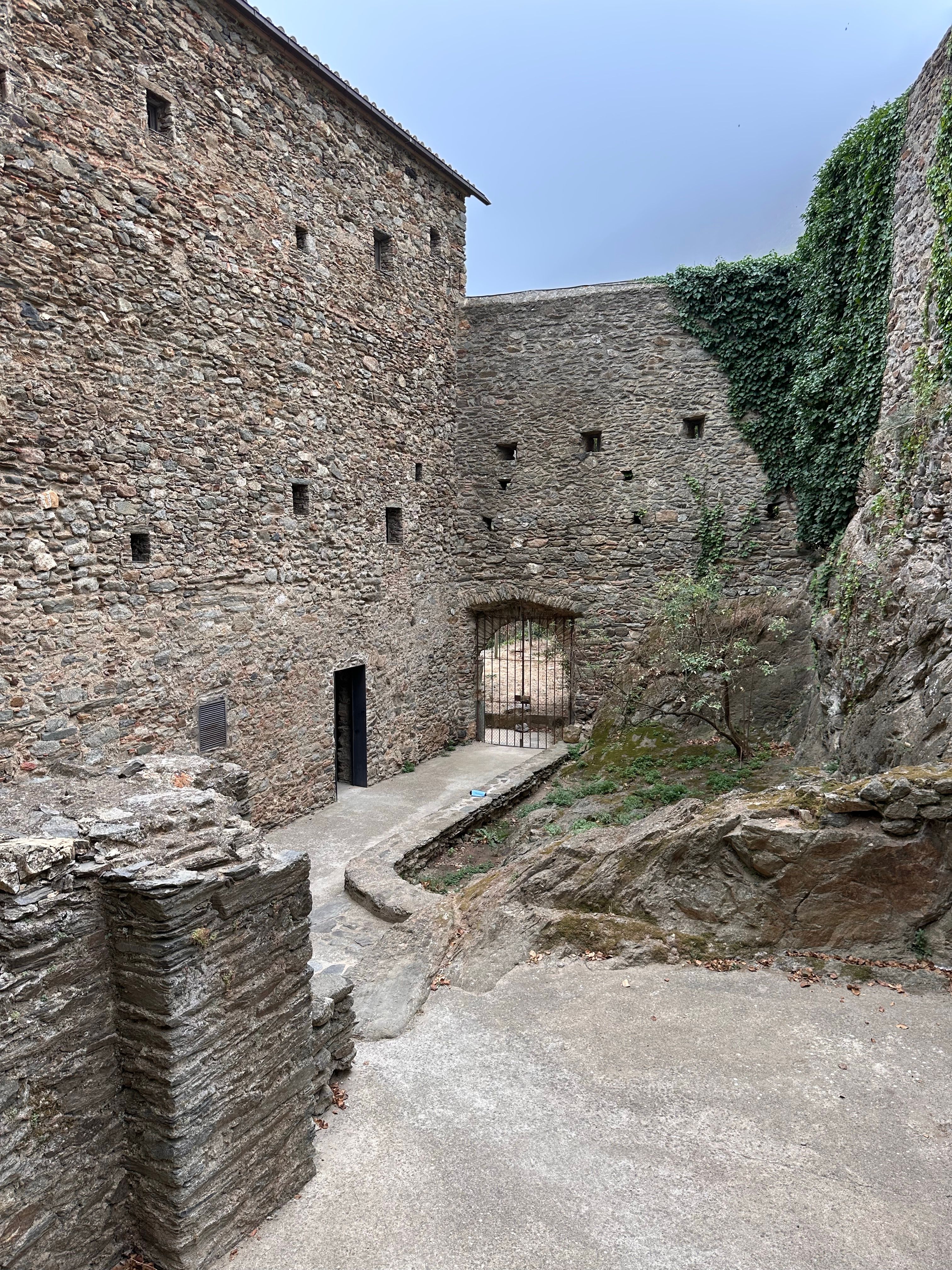 Castle On Rocks Photos, Download The BEST Free Castle On Rocks Stock ...