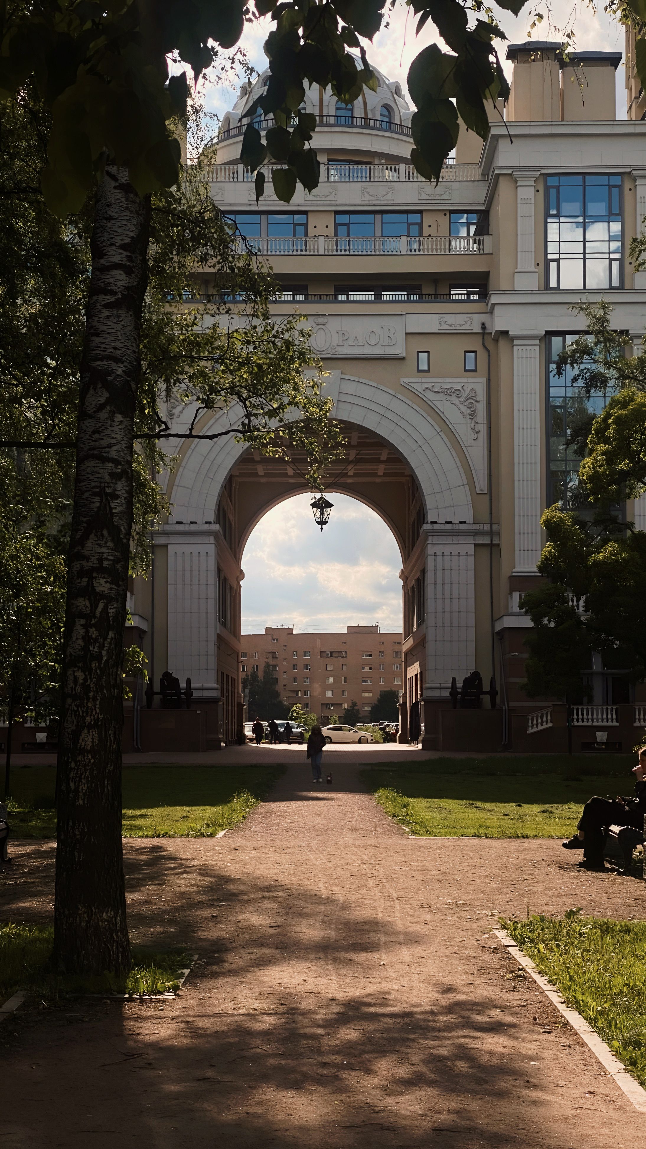 Elegant Architectural Building with Grand Arch · Free Stock Photo
