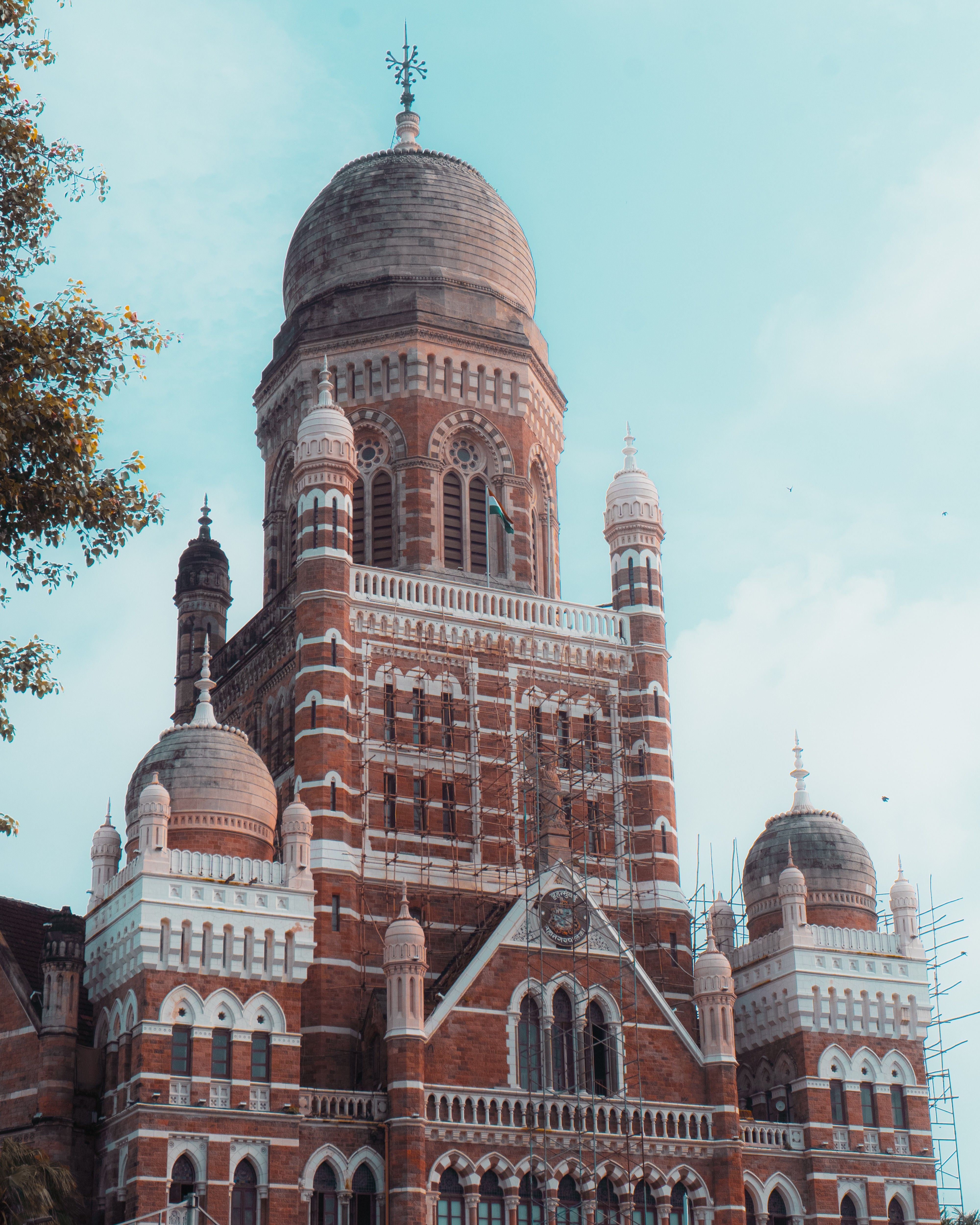 Iconic Mumbai Architecture with Traffic Scene · Free Stock Photo
