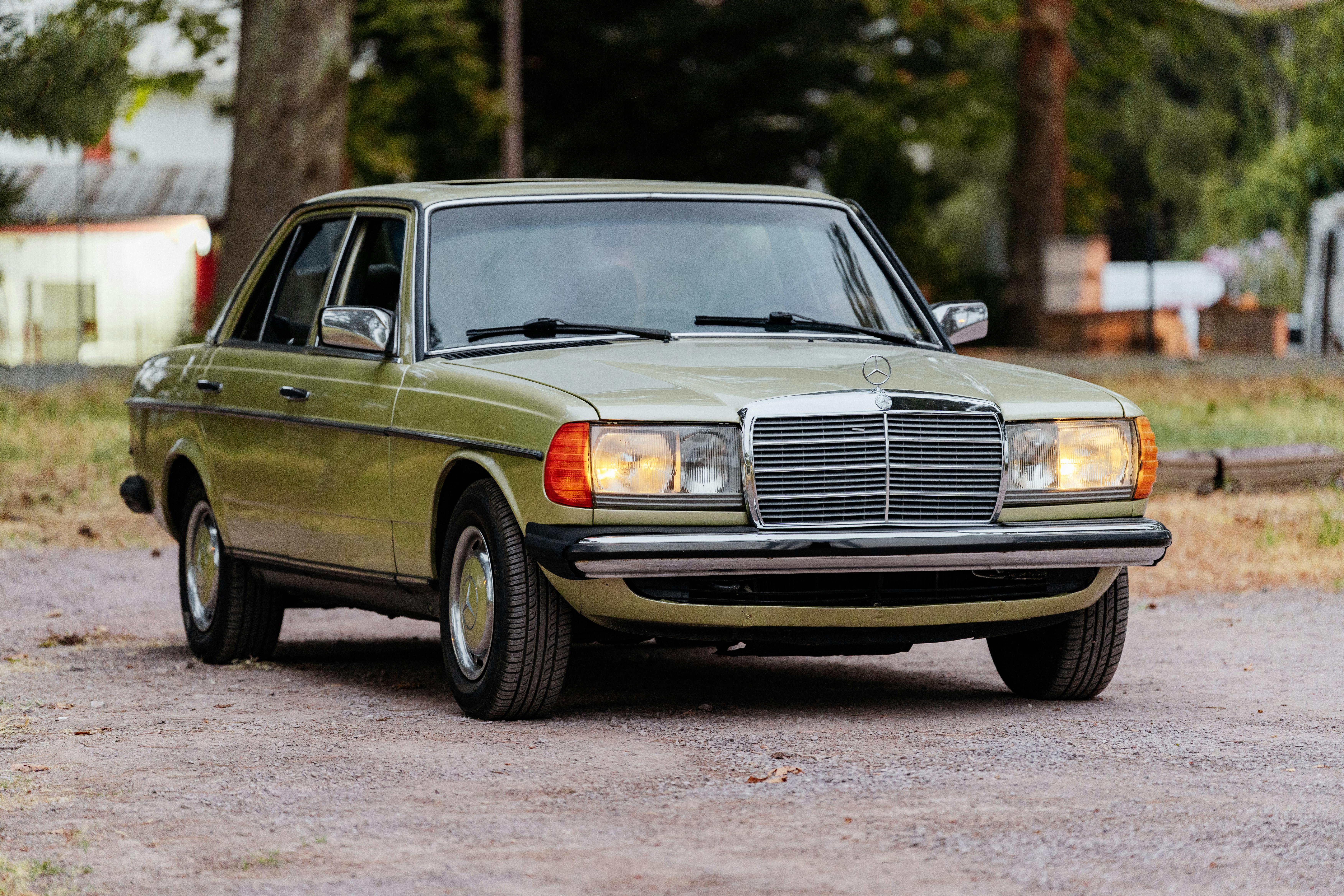 Classic Green Mercedes at Outdoor Car Show · Free Stock Photo