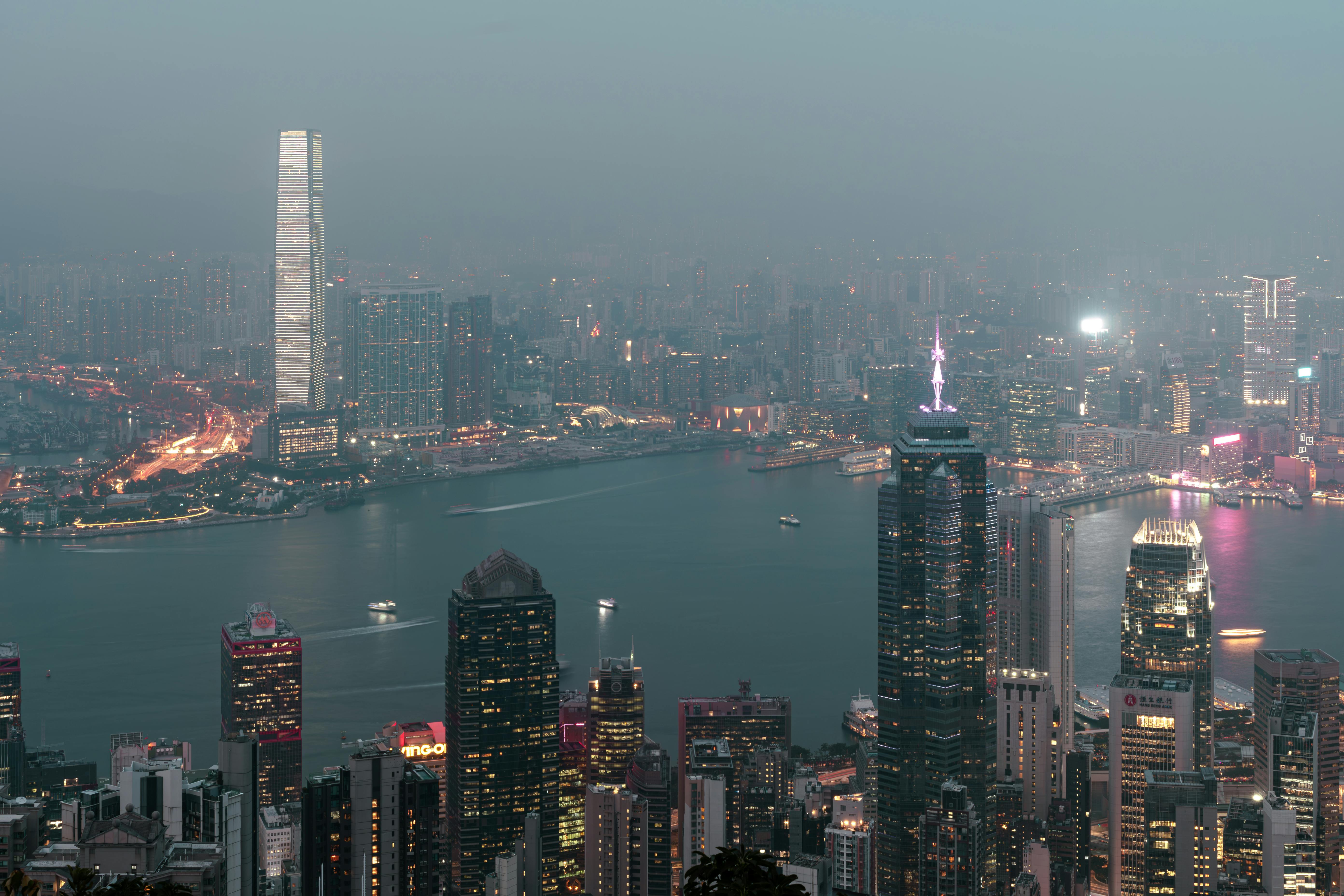 황혼 무렵 홍콩 스카이라인의 아름다운 공중 전망 · 무료 스톡 사진