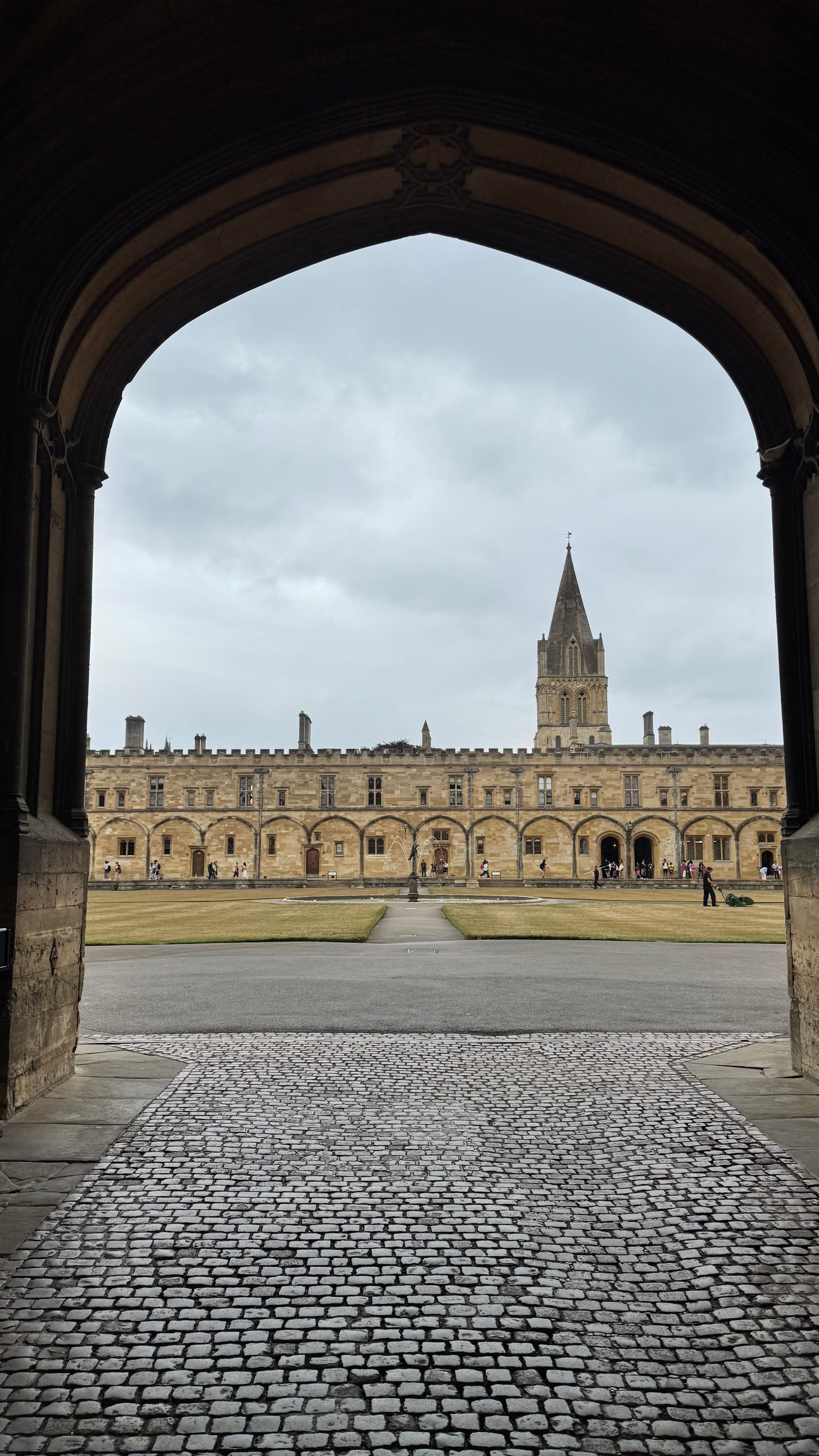 Historic University Building with Visitors · Free Stock Photo