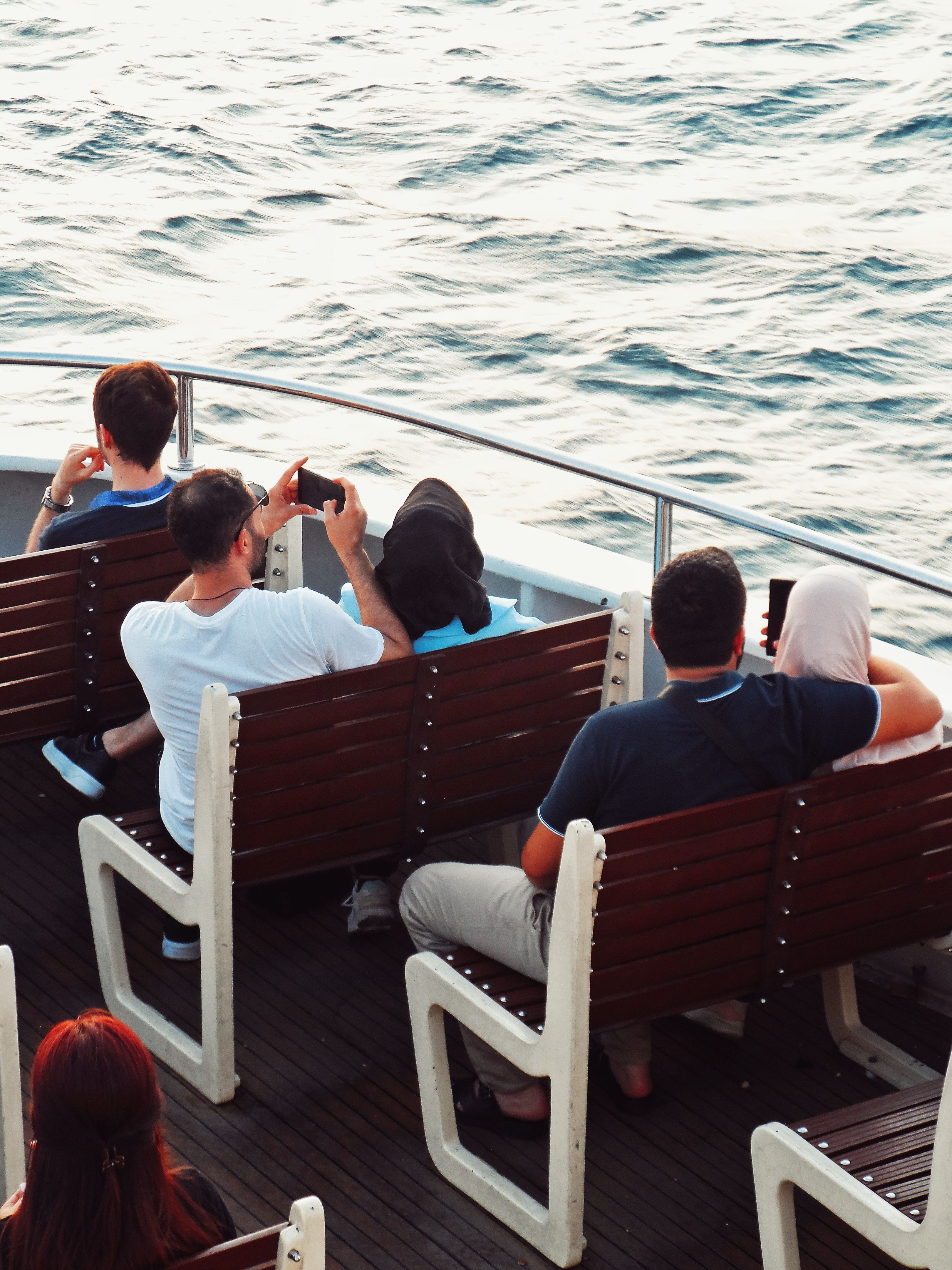 Gente Disfrutando De Un Paseo Panorámico En Barco · Foto de stock gratuita