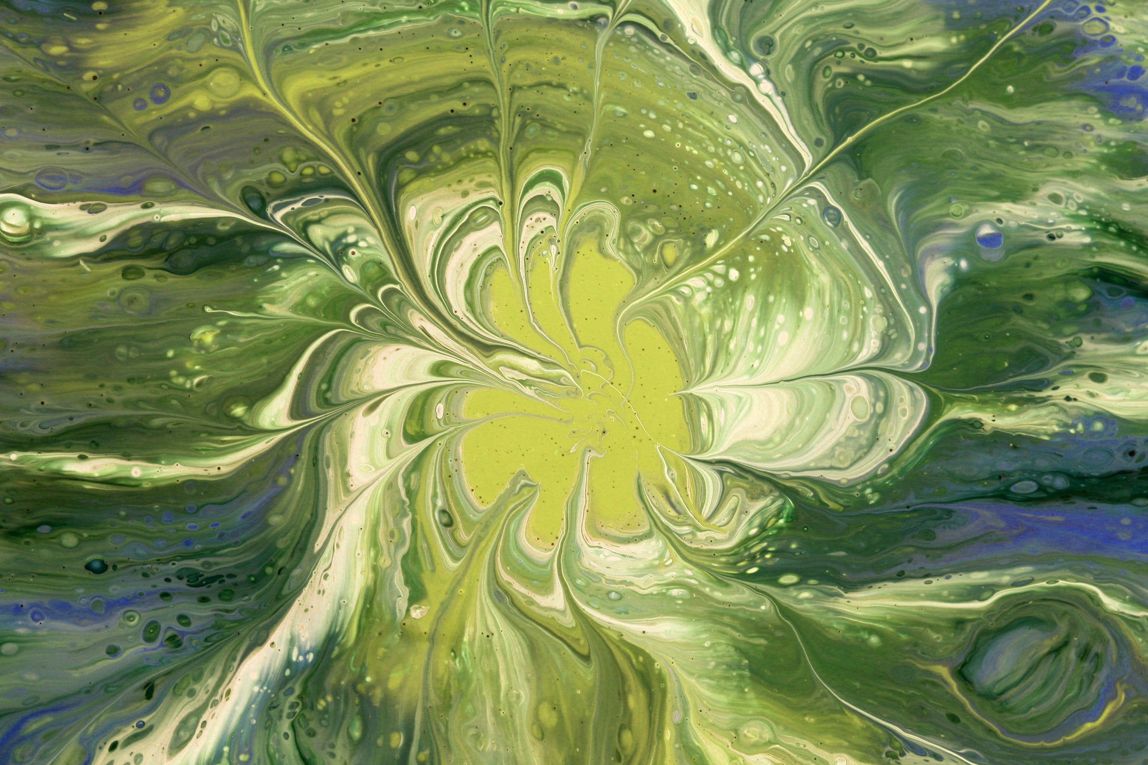 Abstract Green Swirl Painting with Vibrant Patterns · Free Stock Photo