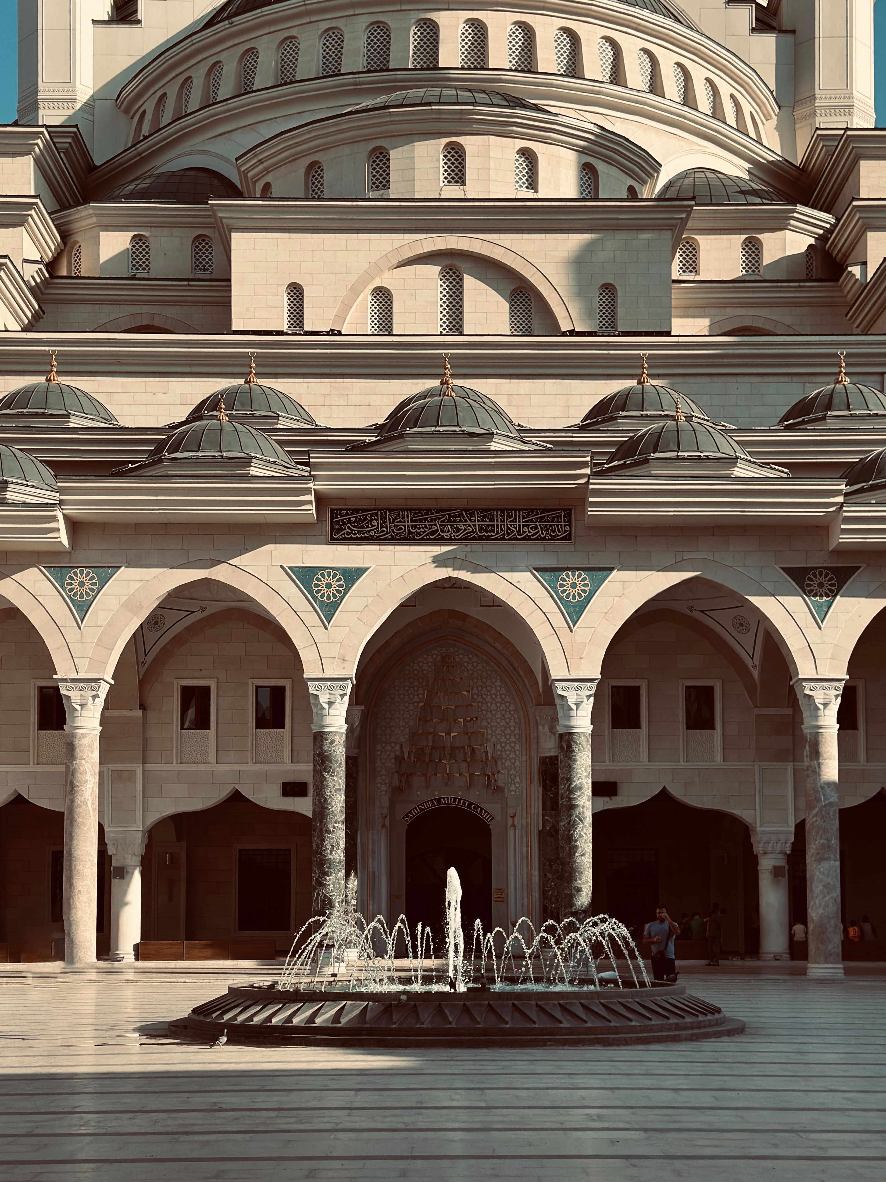 Grand Mosque Courtyard with Fountain · Free Stock Photo