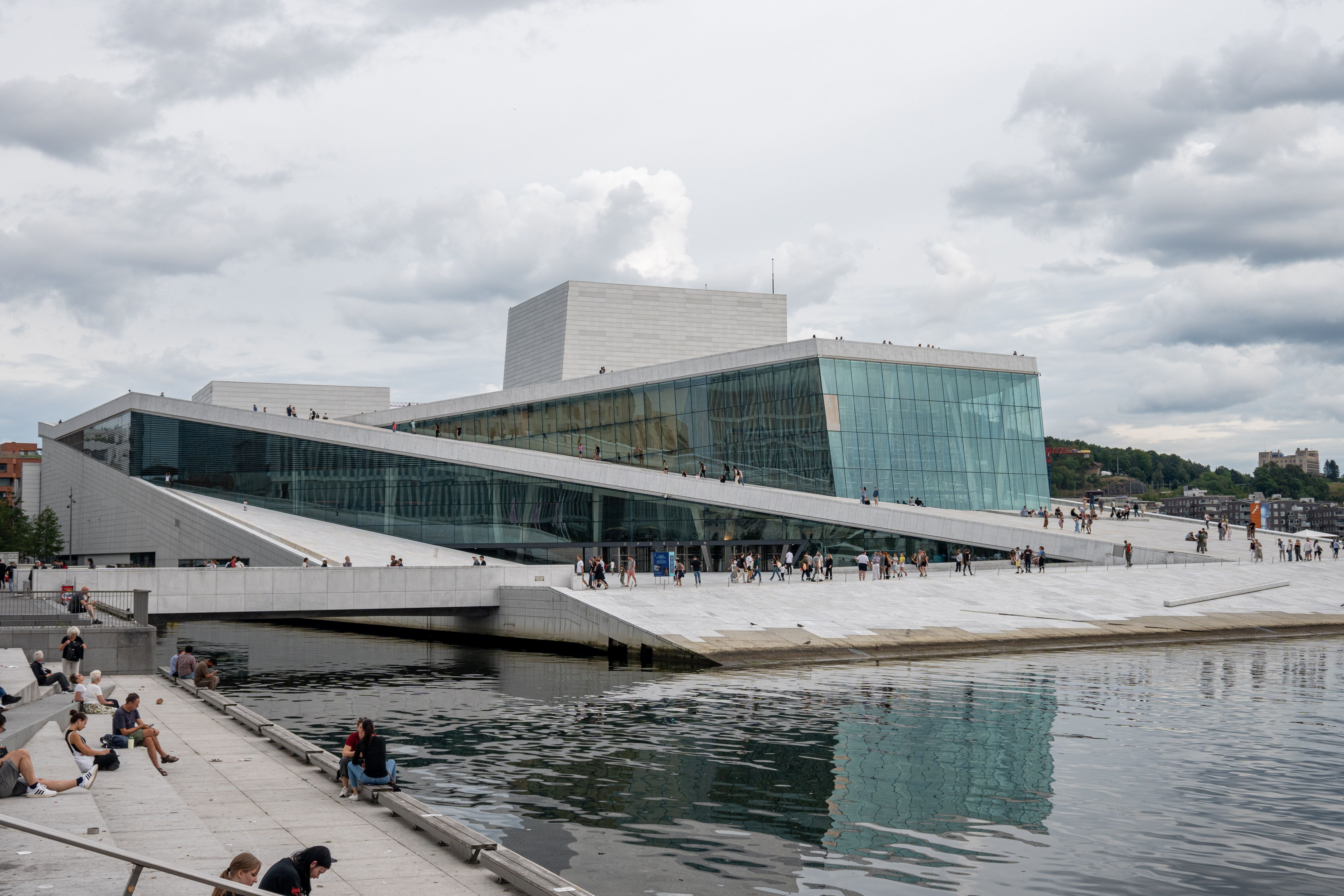 Modern Oslo Opera House with Reflective Water View · Free Stock Photo