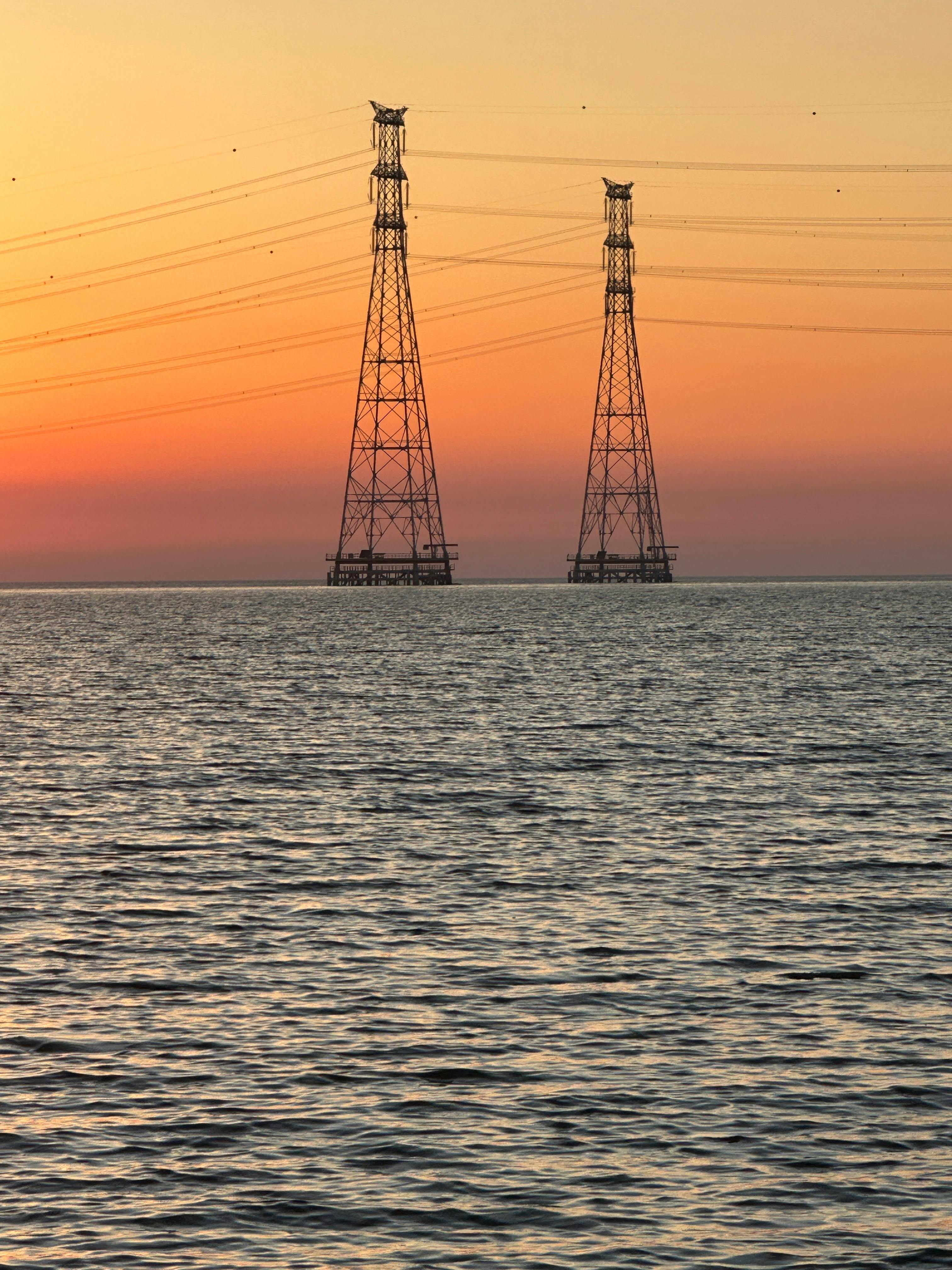 Puesta De Sol Sobre El Mar Con Líneas Eléctricas En Silueta · Foto de ...