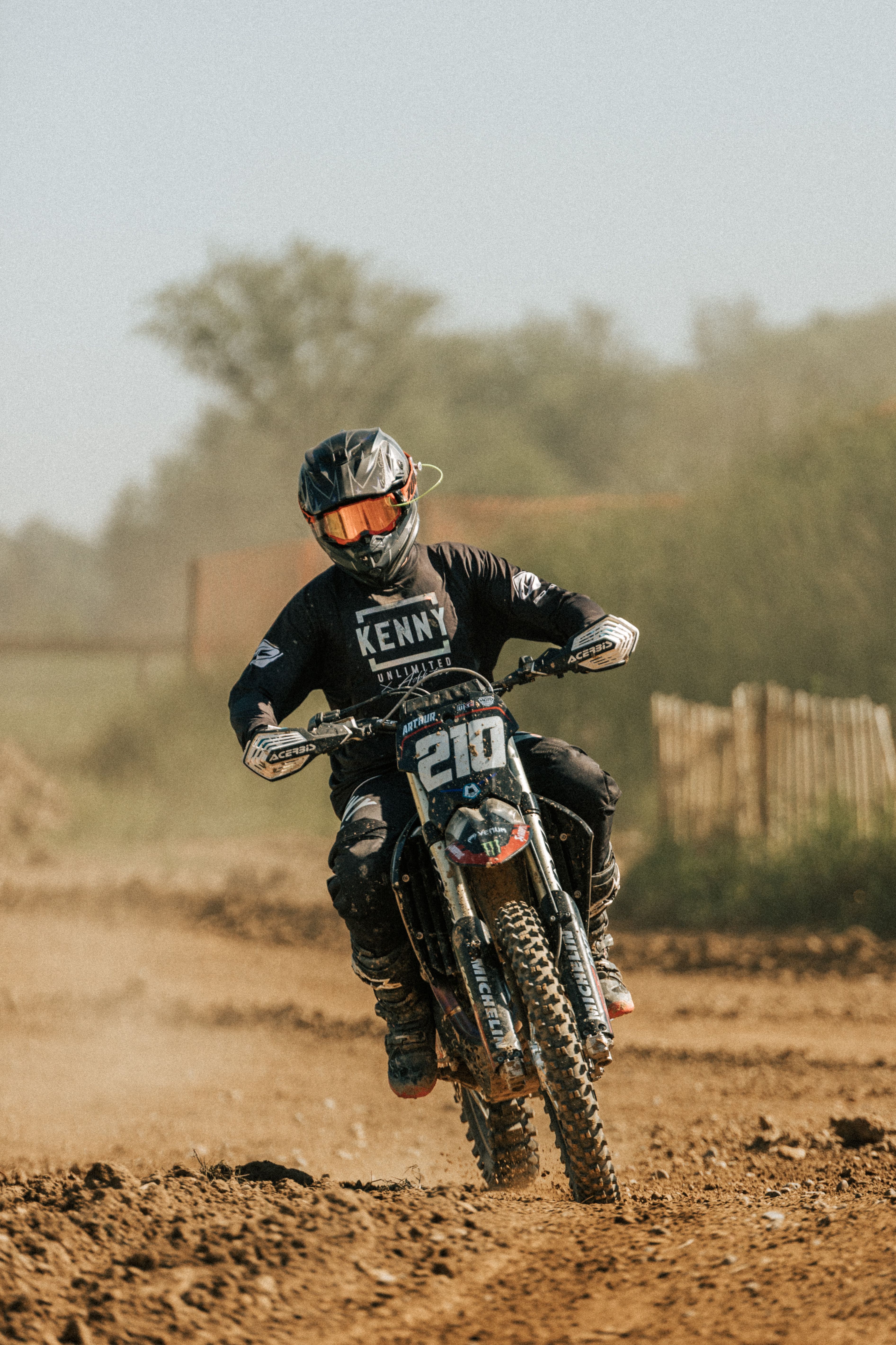 Izgalmas Motocross Versenyző Akcióban Egy Földpályán · Ingyenes stockfotó