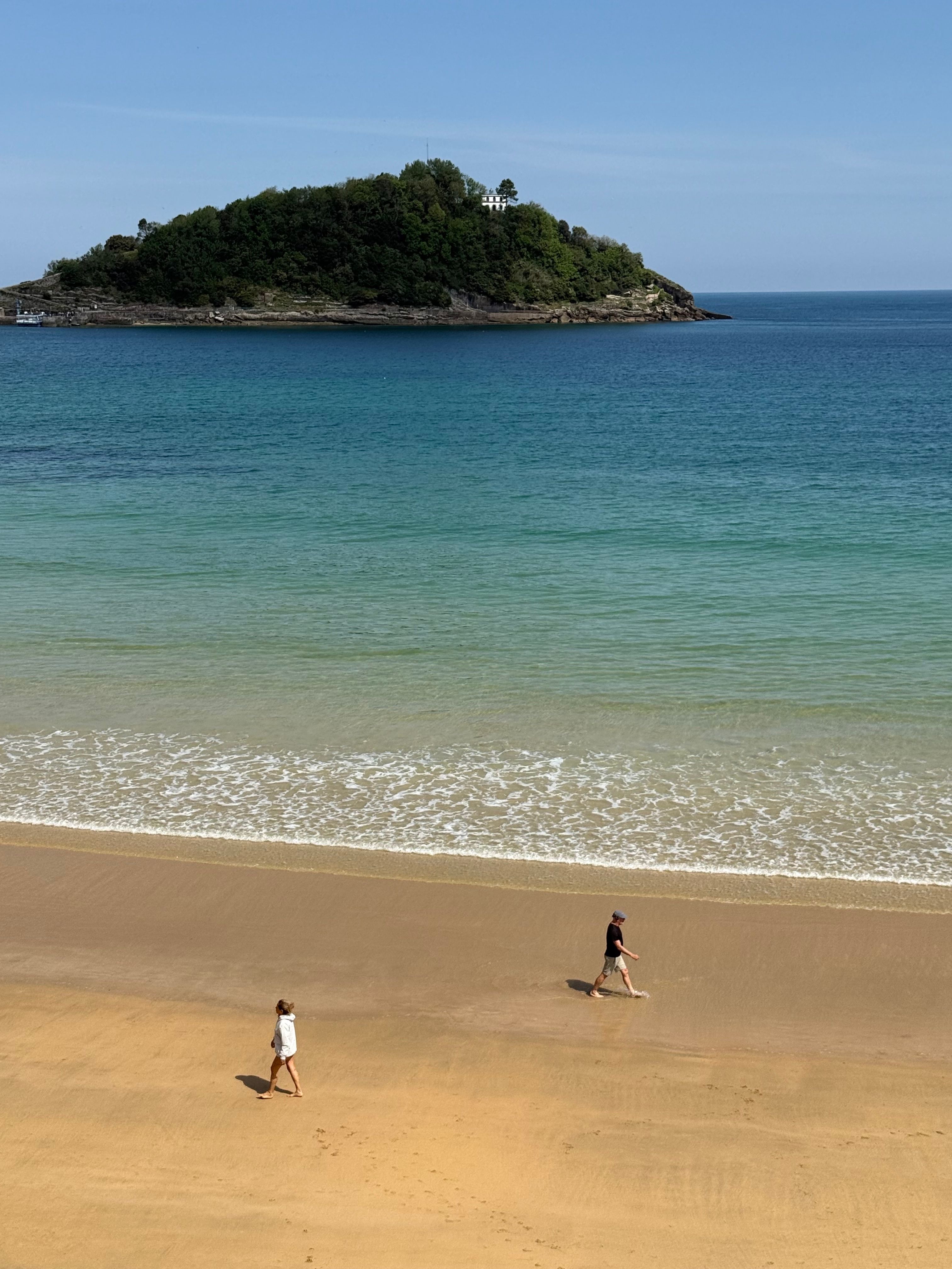 Sunny Day at La Concha Beach, San Sebastián · Free Stock Photo