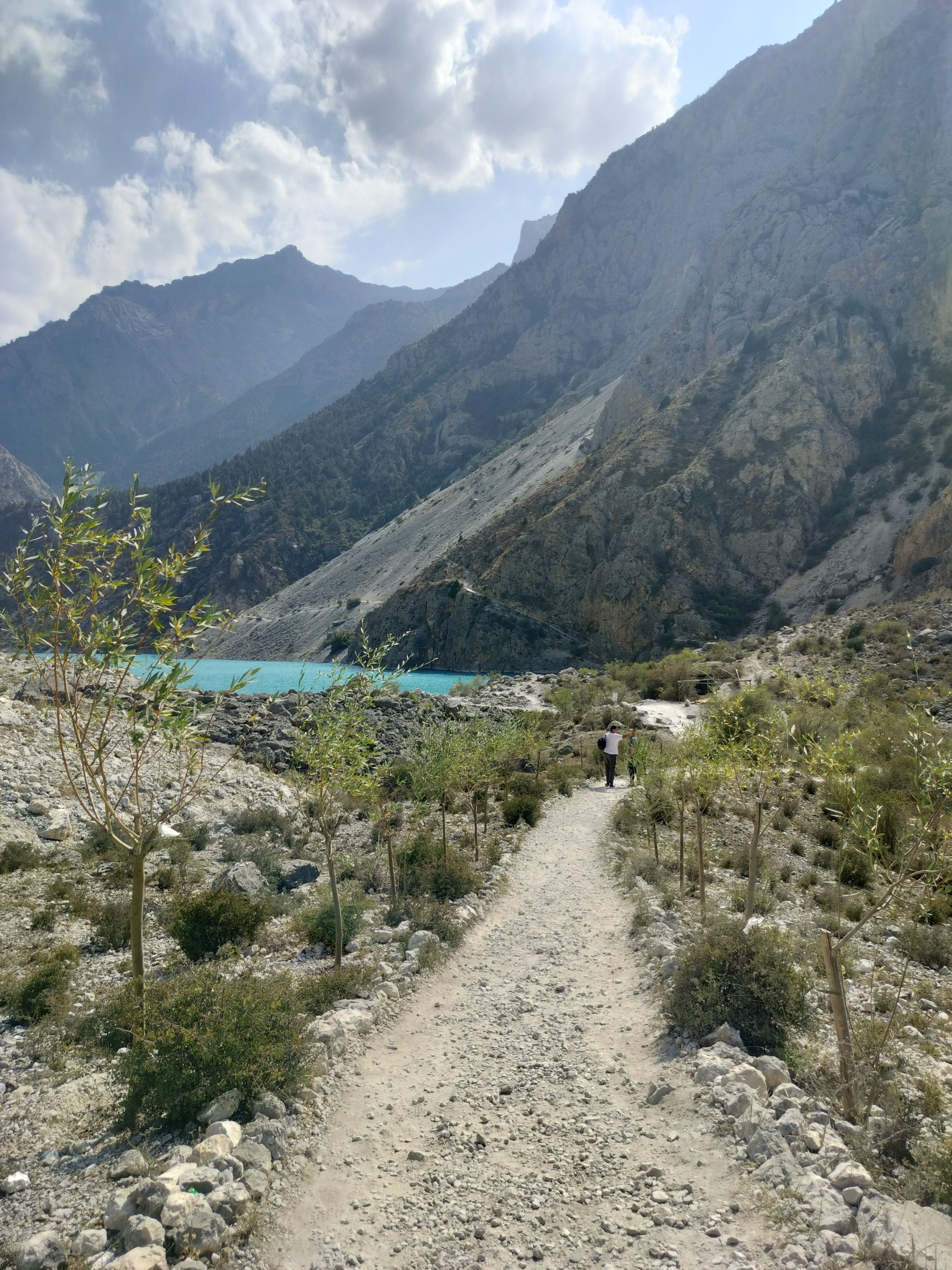 Scenic Mountain Pathway Leading to Turquoise Lake · Free Stock Photo