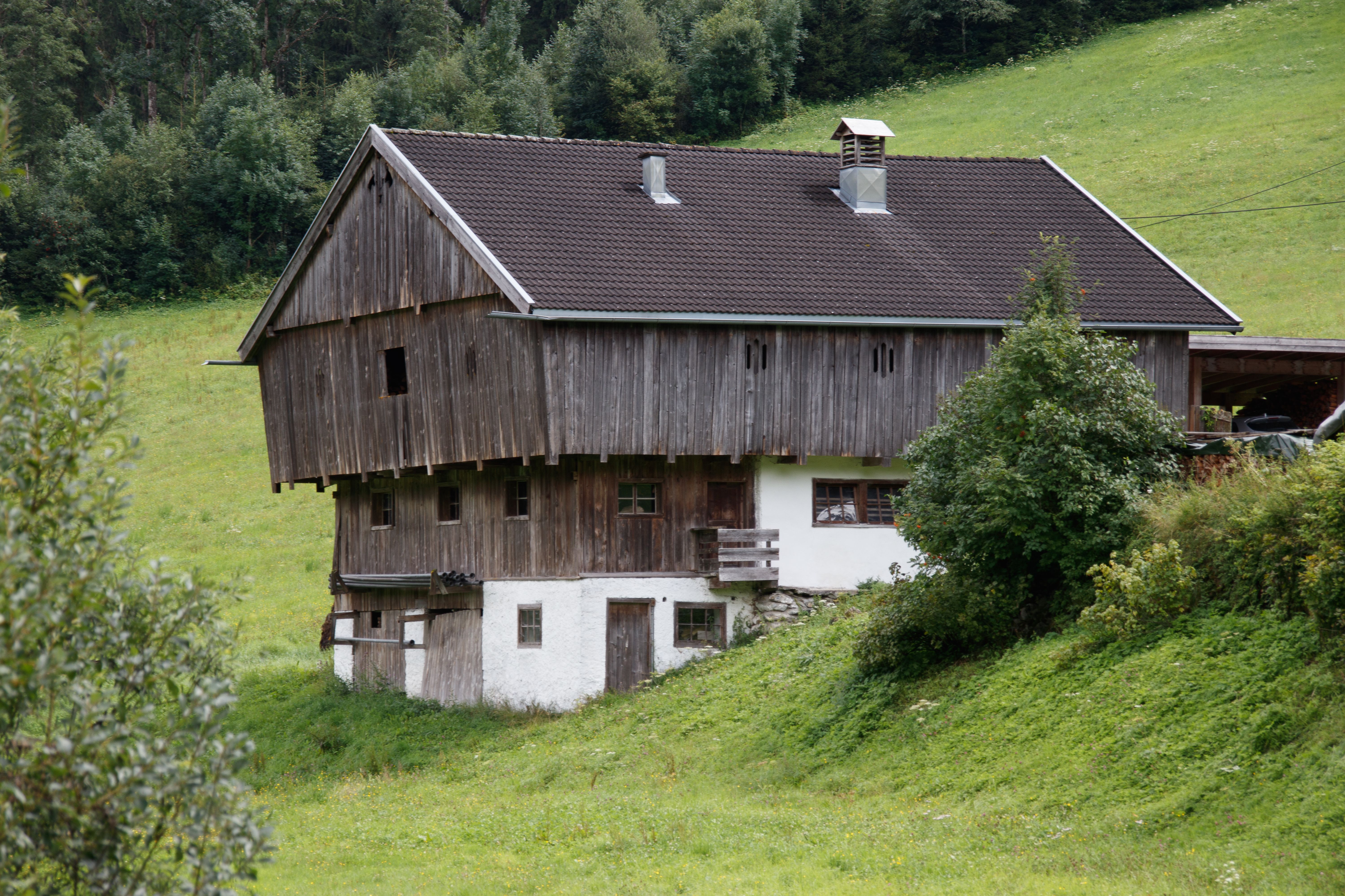 Rustic Wooden Barn in Green Countryside · Free Stock Photo