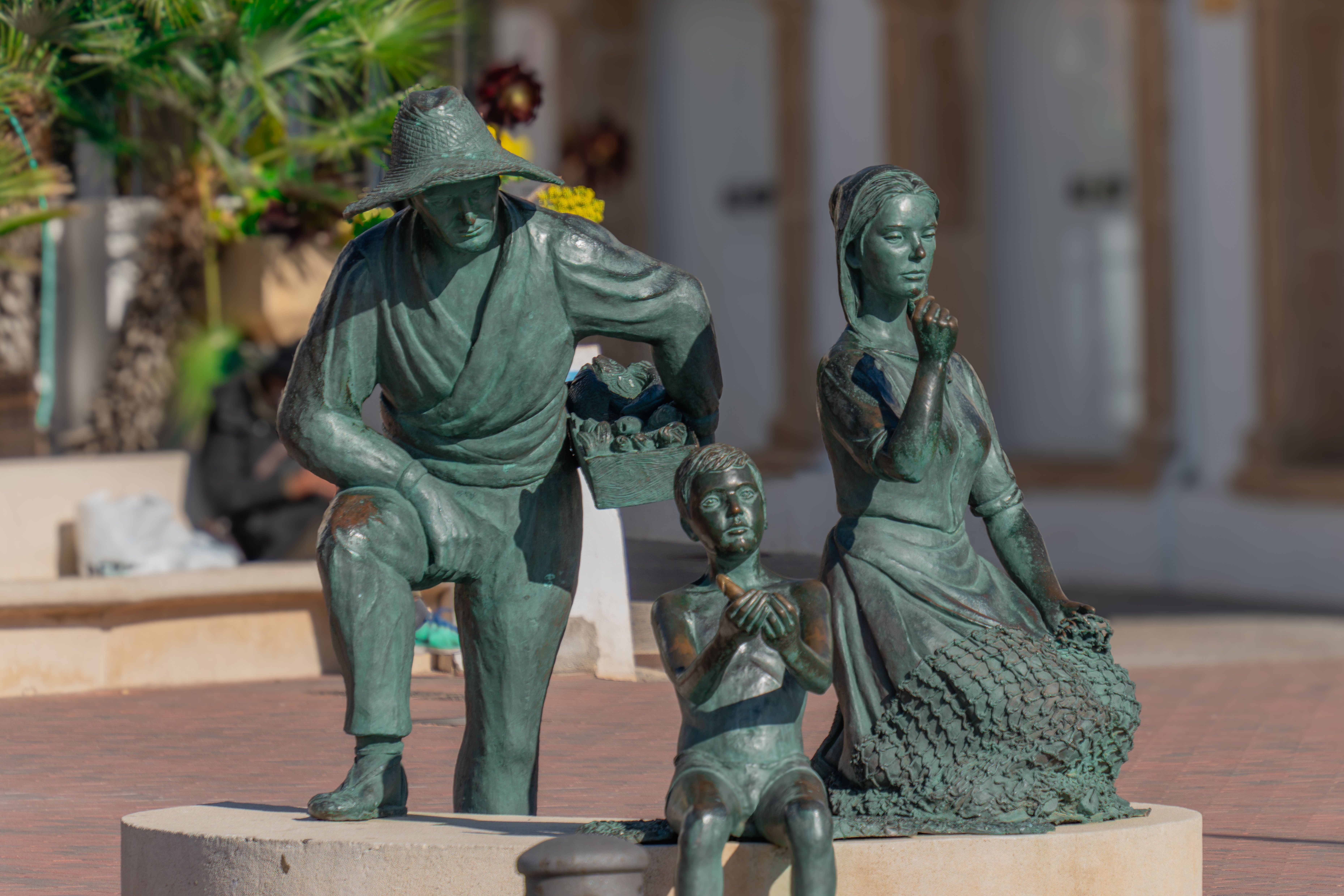 Bronze Statue of Family Outdoors in Sunny Plaza · Free Stock Photo