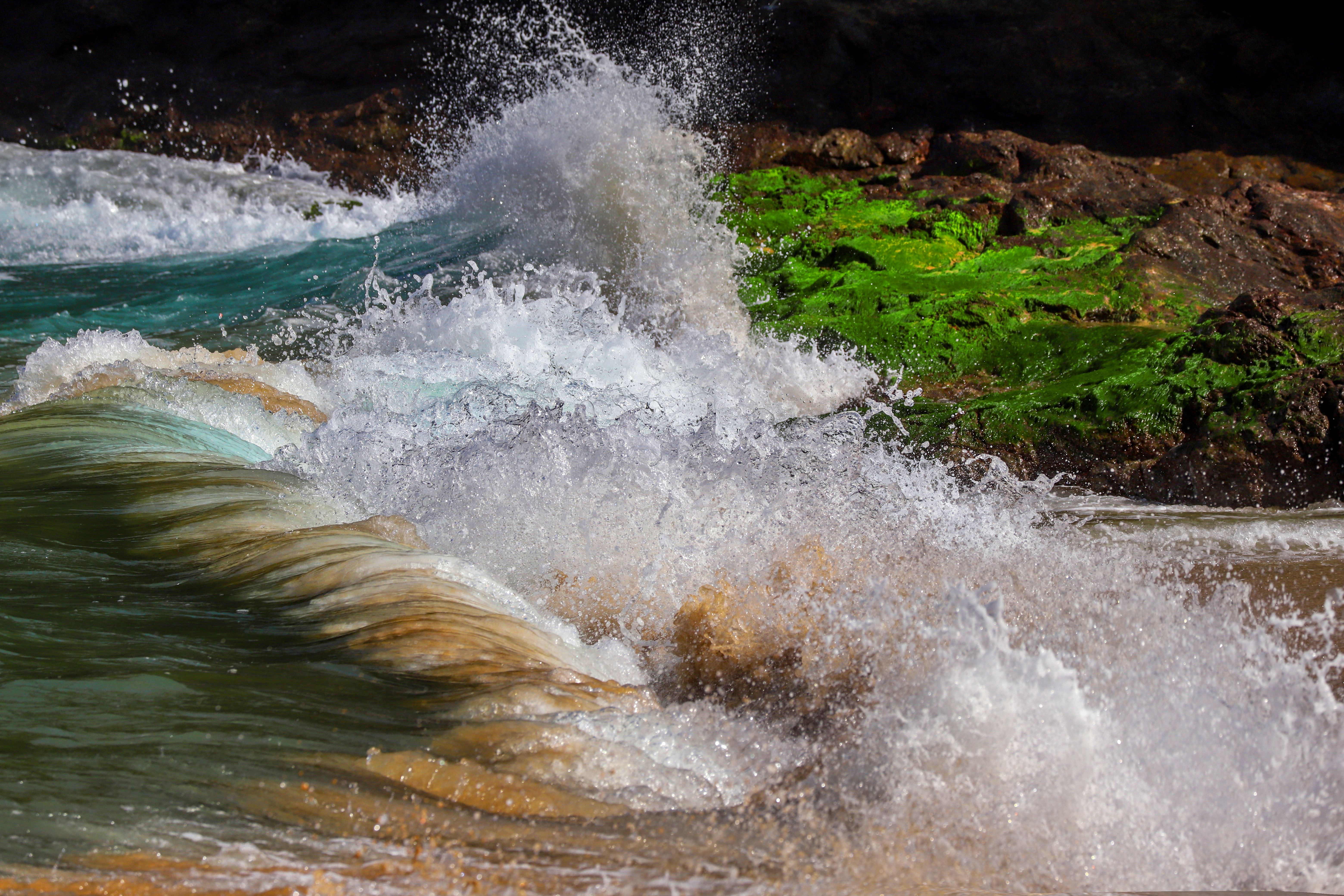 Dramatic Ocean Waves Crashing on Rocky Shoreline · Free Stock Photo