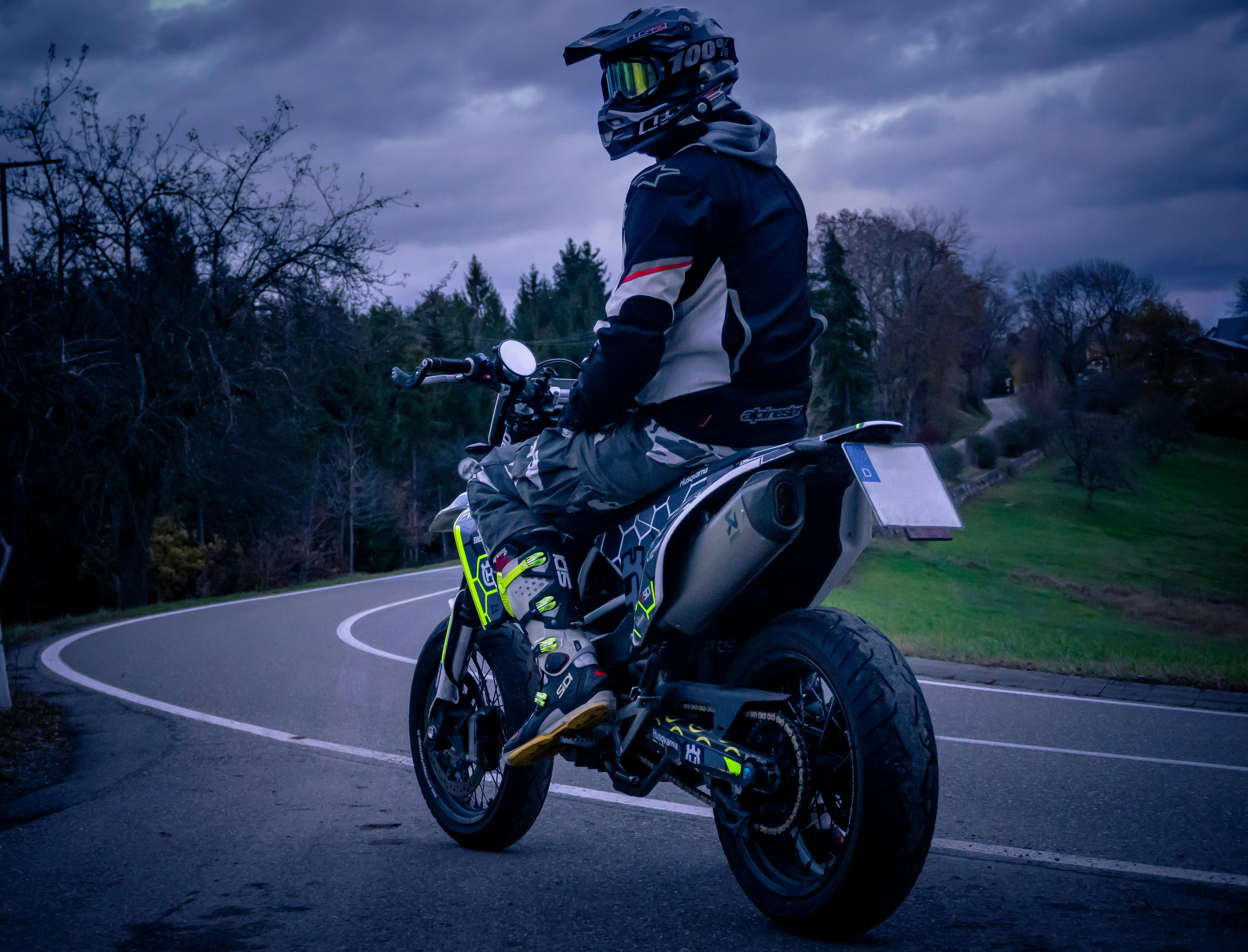 Dark Day’s 8 Photos & Videos Collected by Tim Nullmeier