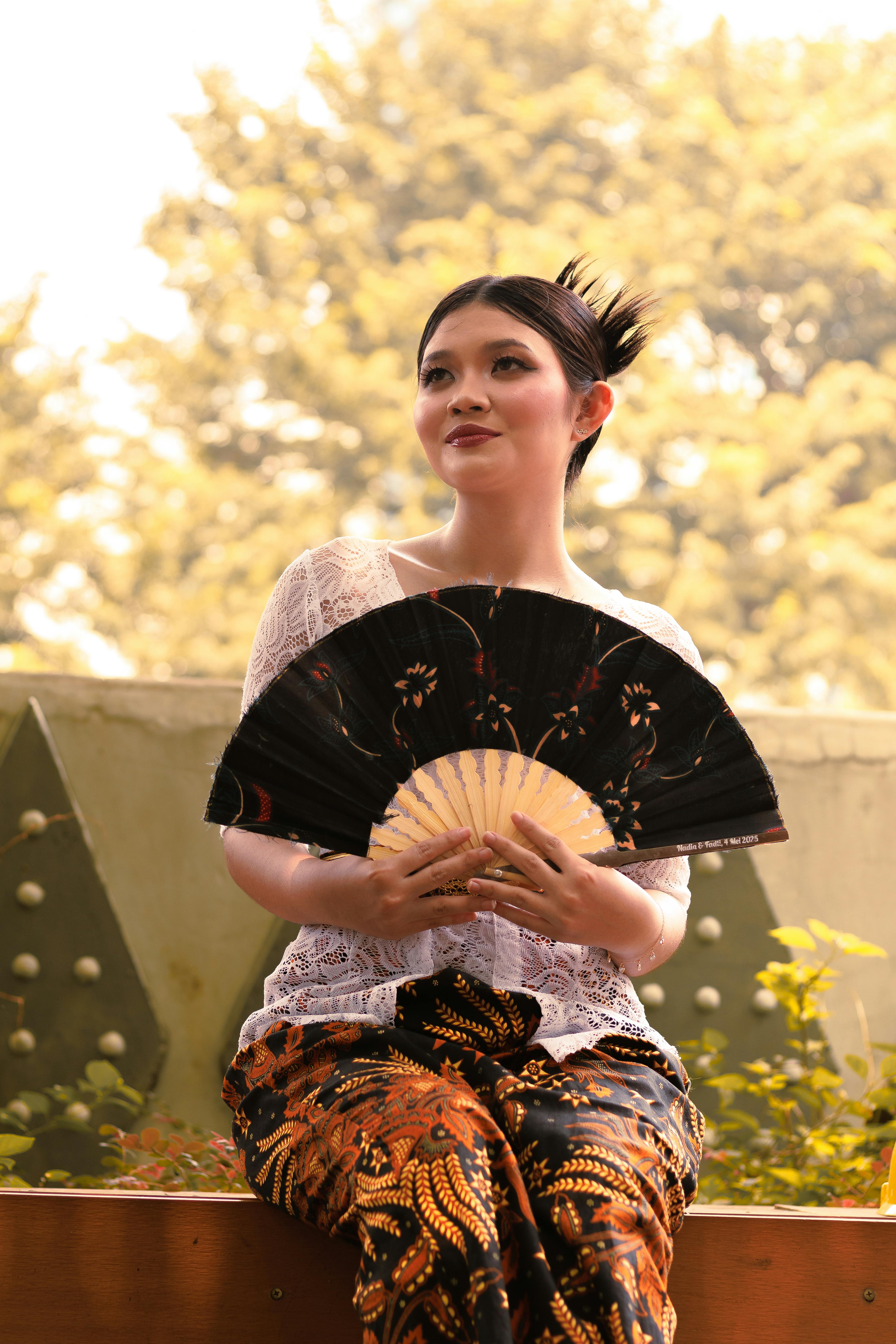 Wanita Berpakaian Tradisional Dengan Kipas Hias · Foto Stok Gratis