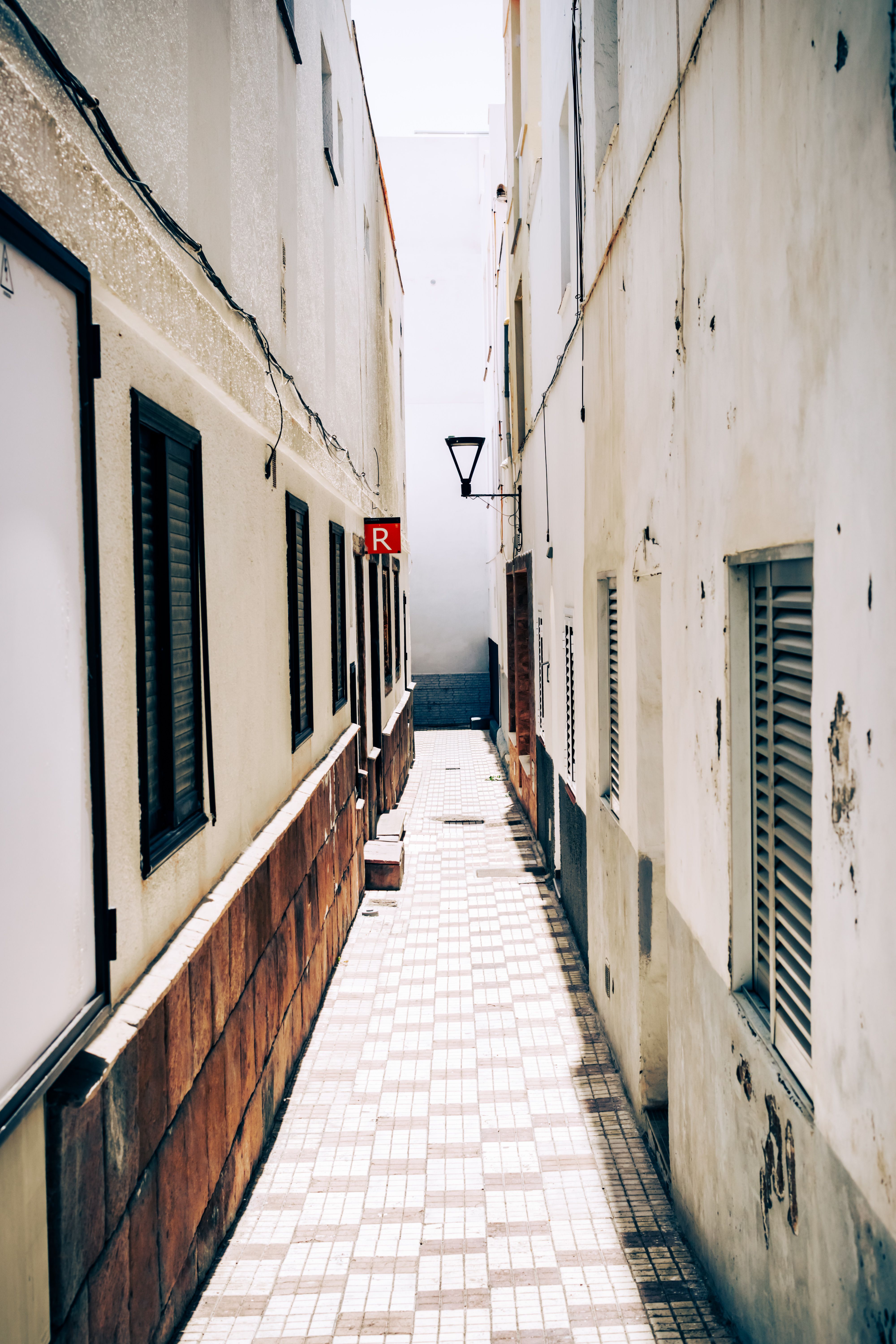 Narrow Sunny Spanish Alley with Street Lamp · Free Stock Photo