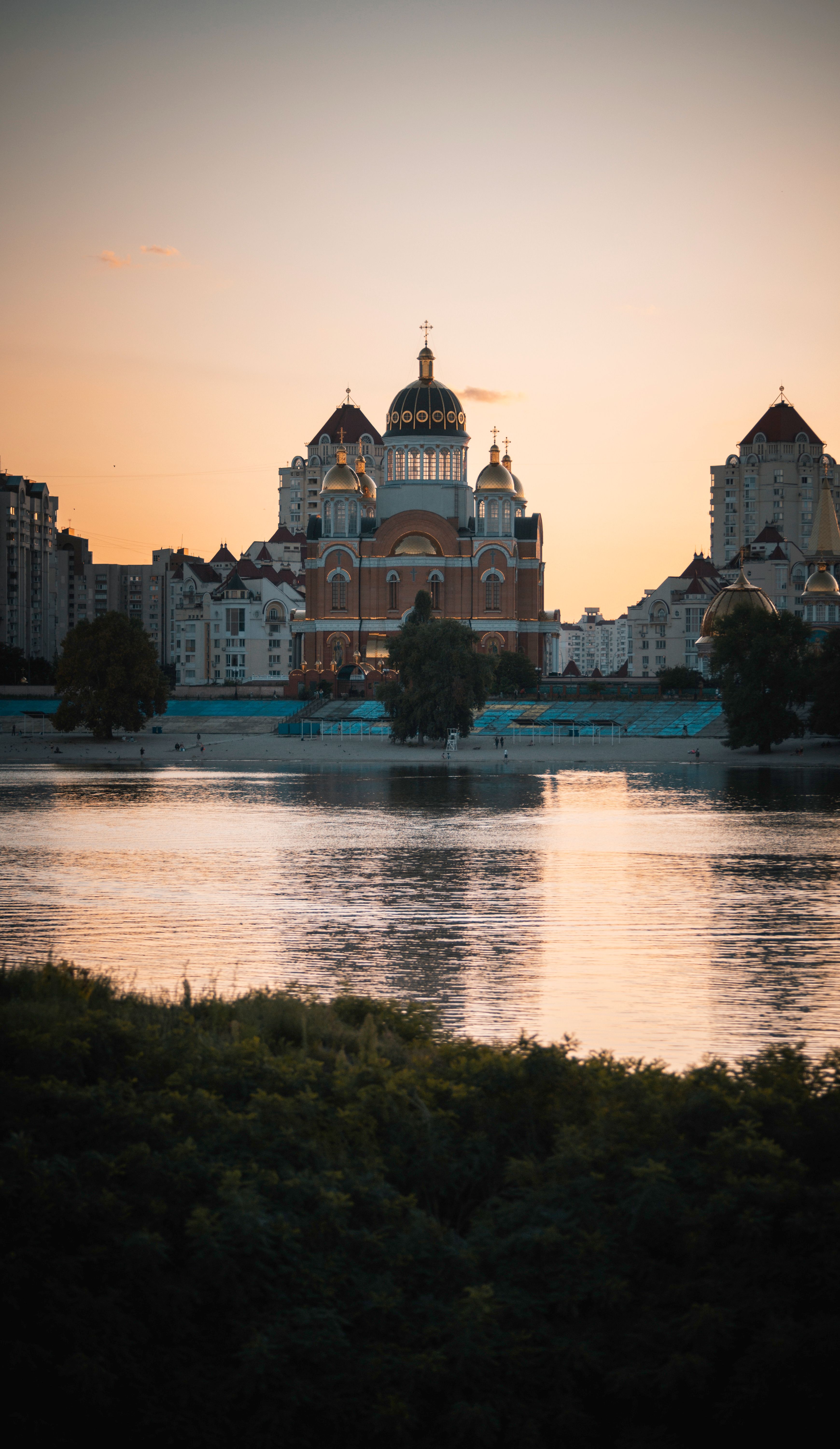 Reflection of Building in Lake · Free Stock Photo