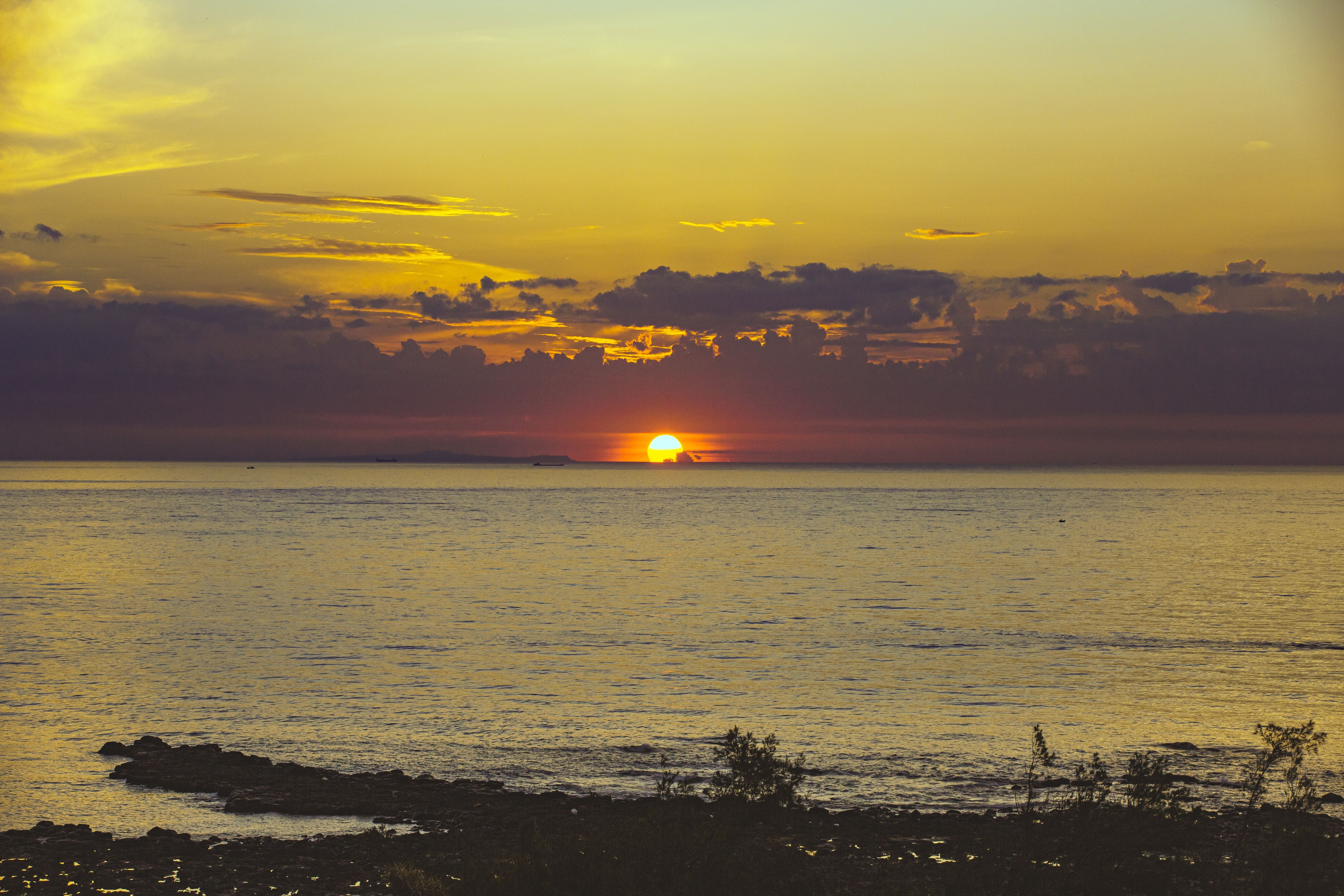 Stunning Sunset Over Ocean Horizon · Free Stock Photo