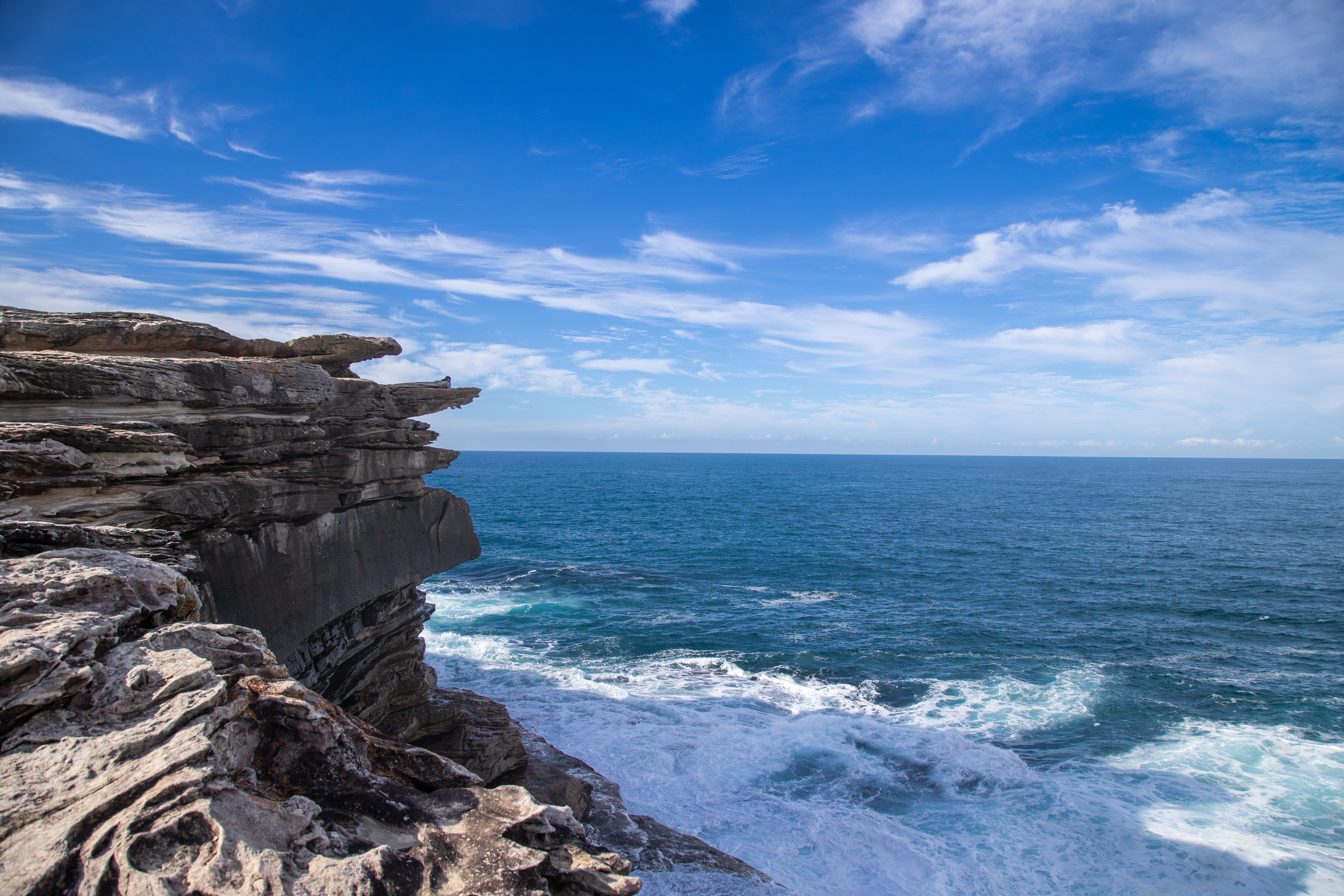 Dramatic Sydney Cliffside Overlooking Pacific Ocean · Free Stock Photo