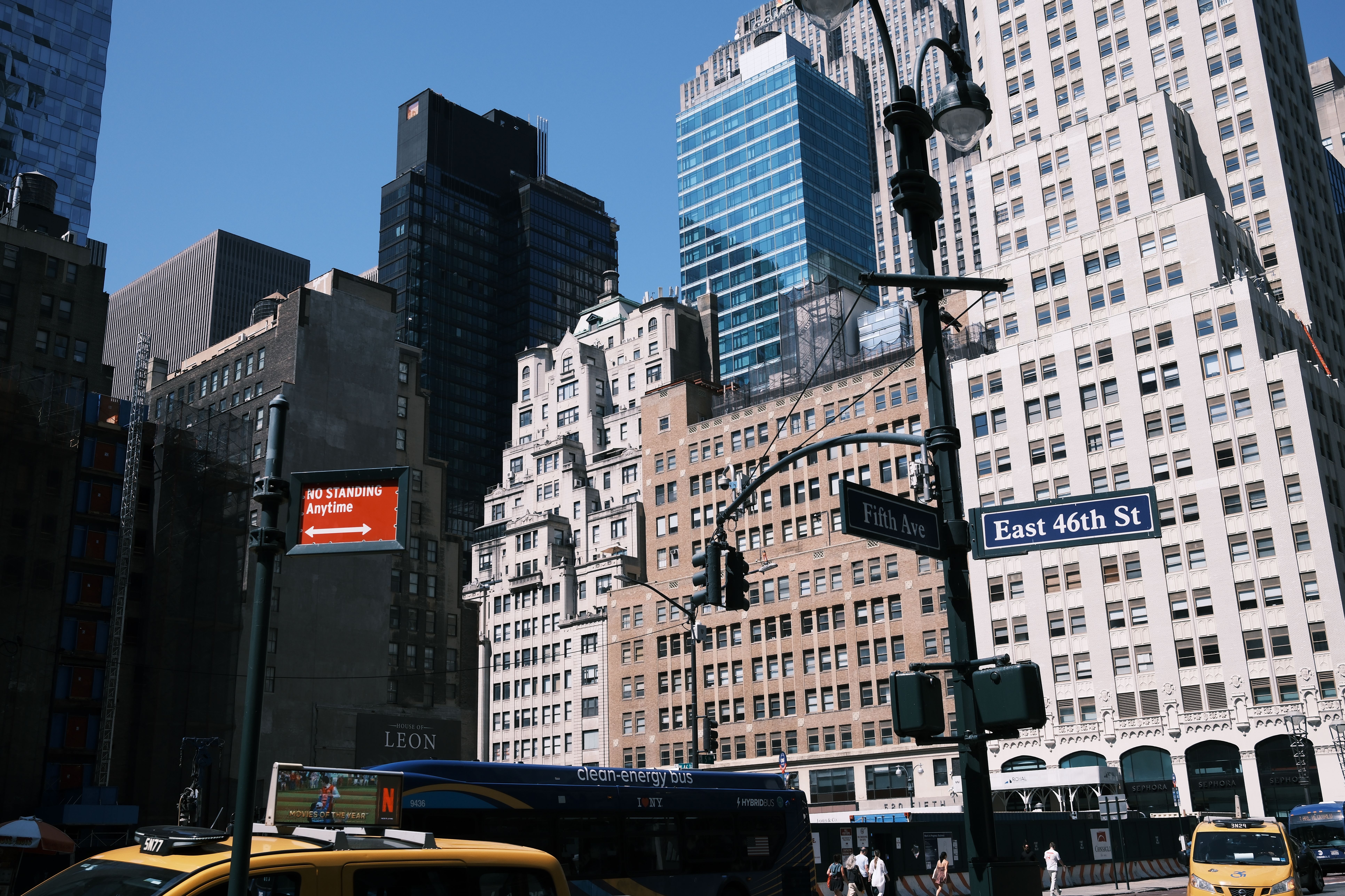 Iconic Fifth Avenue Intersection in NYC · Free Stock Photo