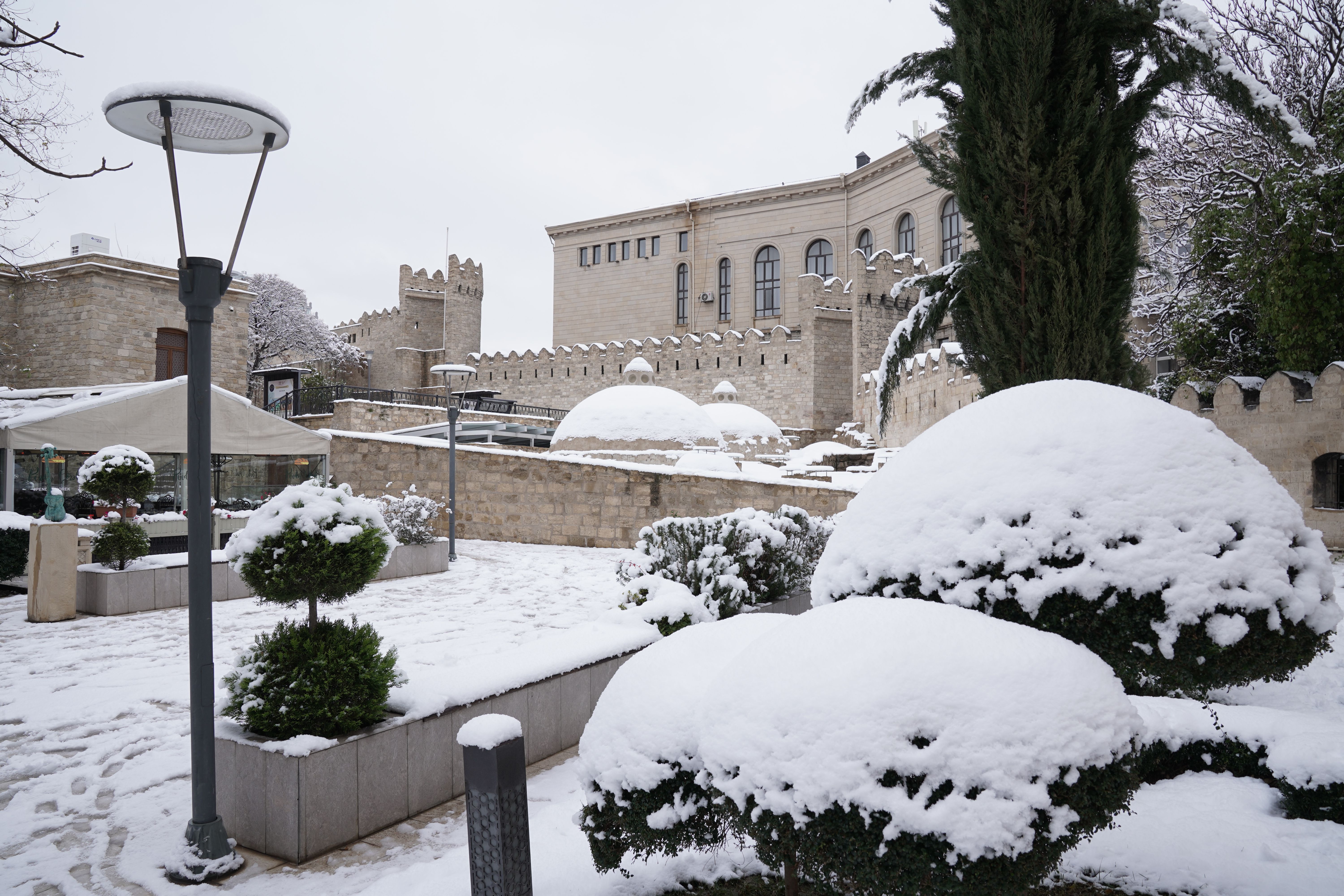 Snow-Covered Historic Building and Gardens · Free Stock Photo
