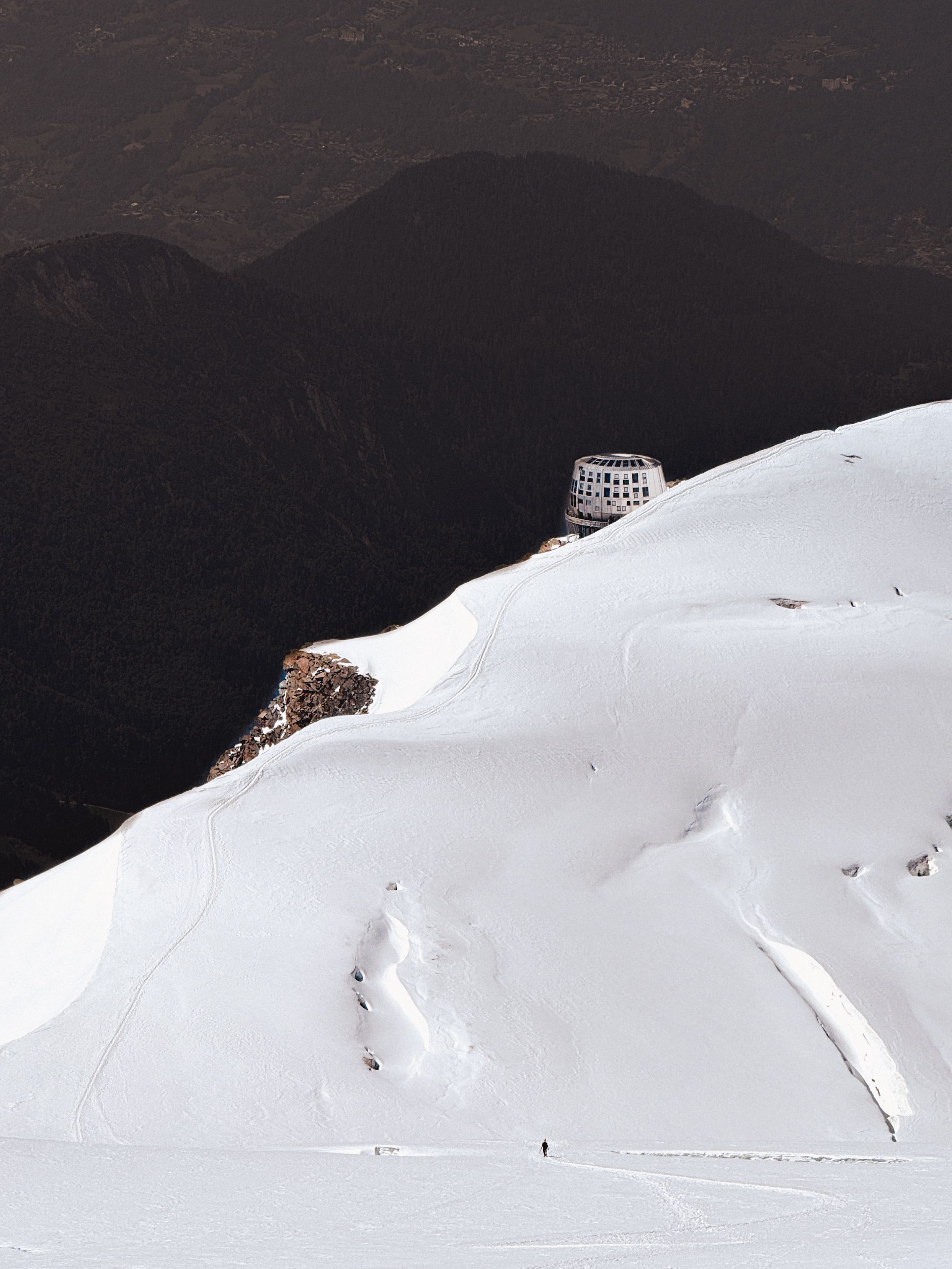 Refúgio De Montanha Alpino Em Encosta Nevada Em Chamonix · Foto ...