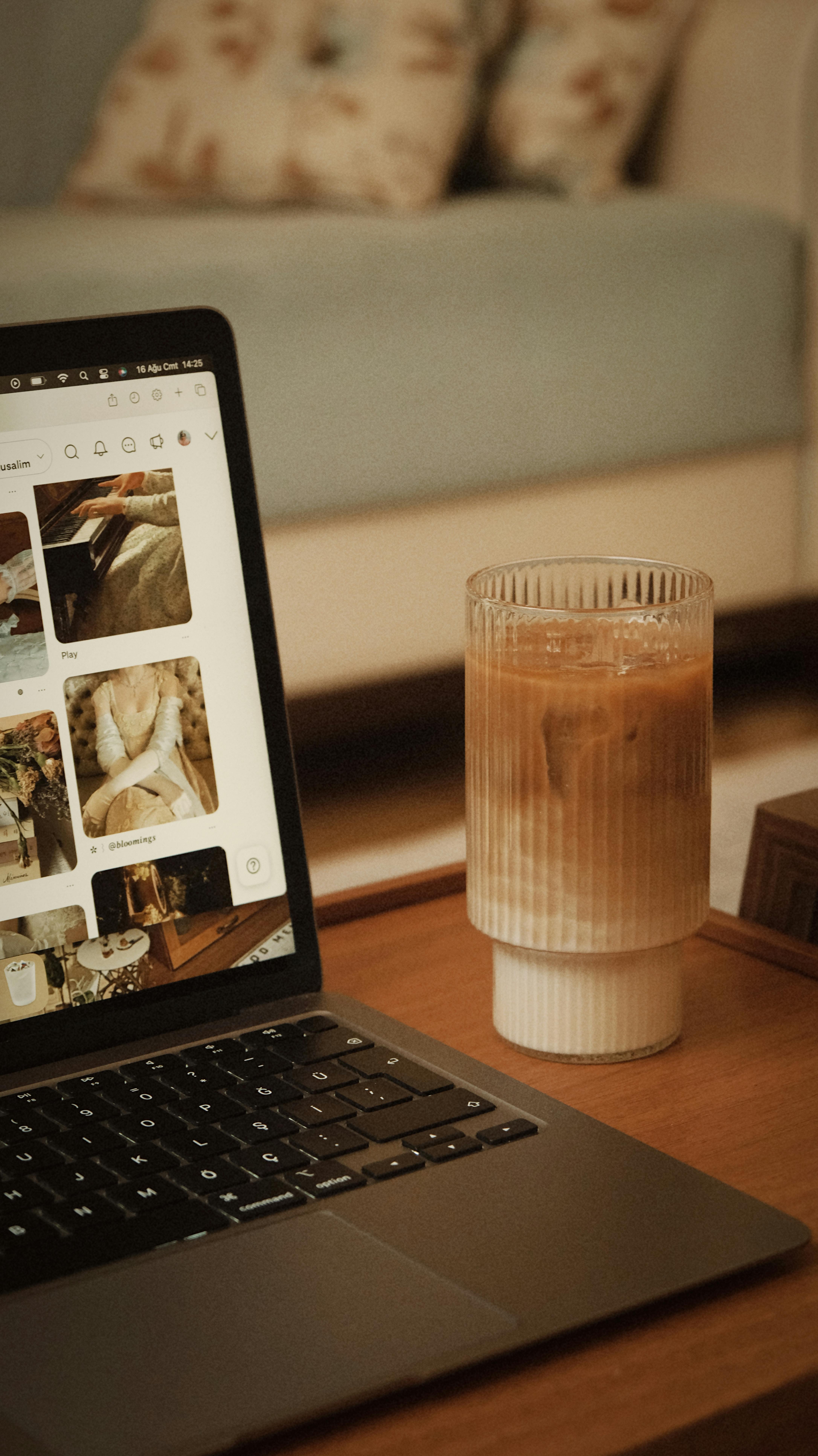 Acogedor Ambiente Interior Con Café Helado Y Computadora Portátil ...