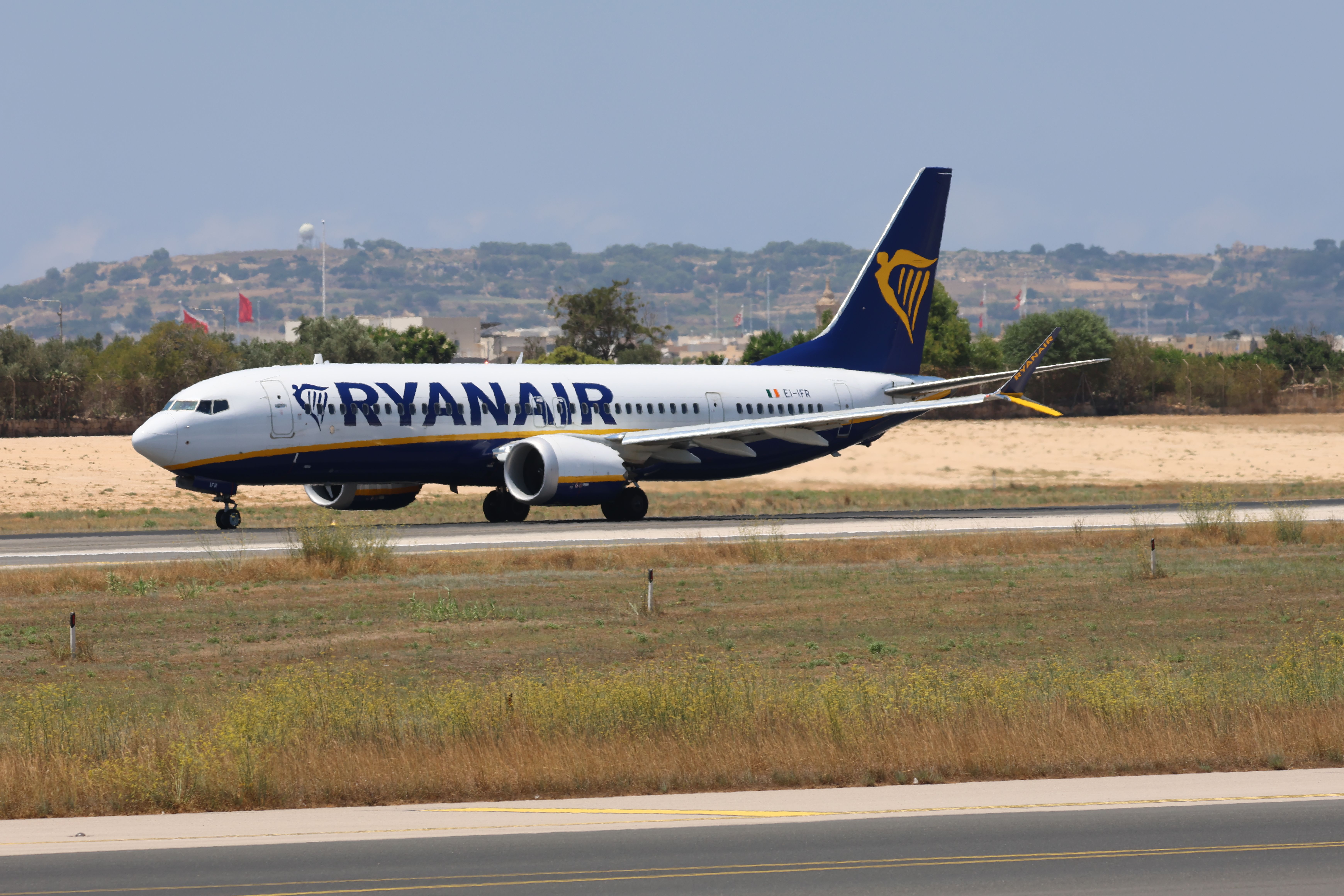 Ryanair Flugzeug Auf Der Landebahn Am Flughafen · Kostenloses Stock-Foto