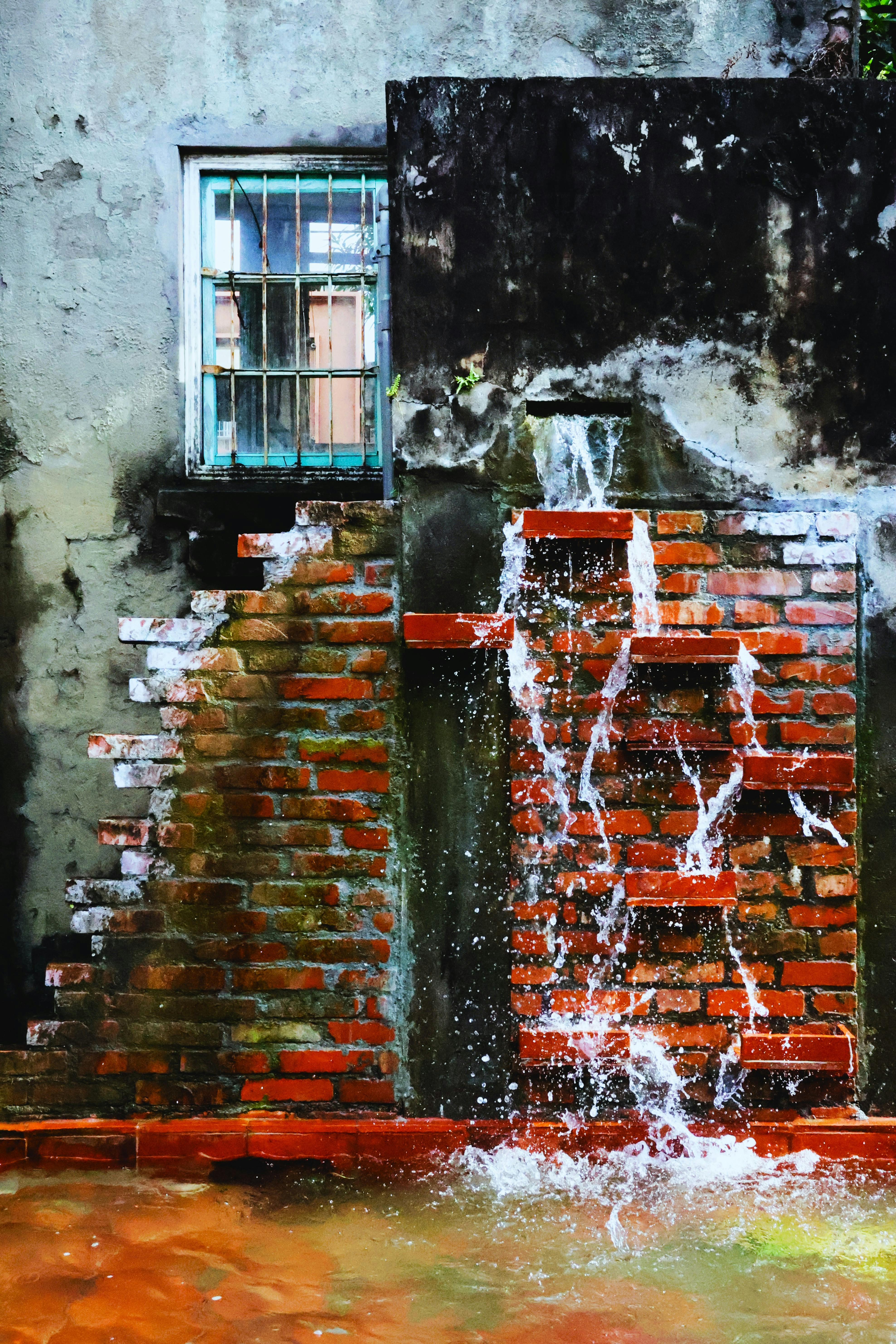 Muro De Ladrillo Rústico Con Fuente De Agua En Taiwán · Foto de stock ...