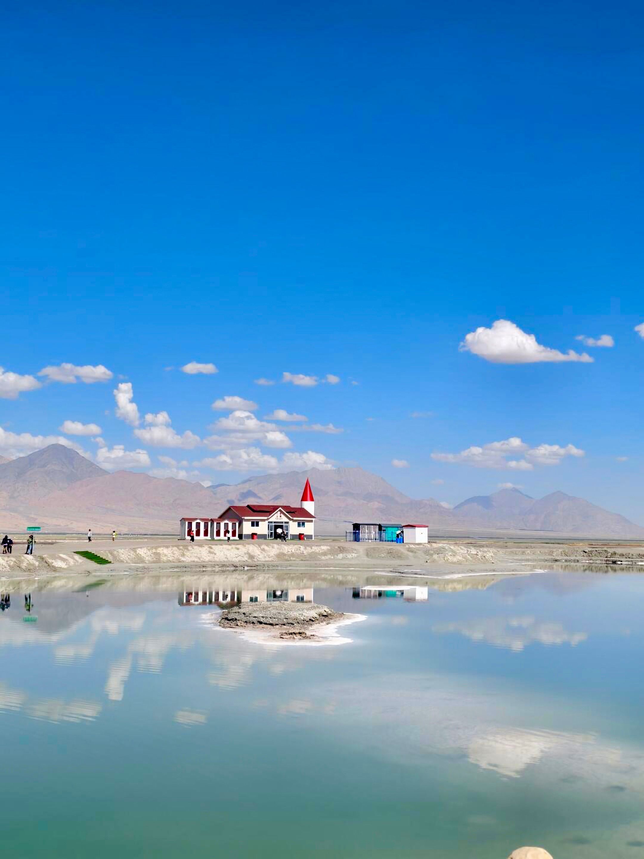 Picturesque Building by Tranquil Lake under Blue Sky · Free Stock Photo