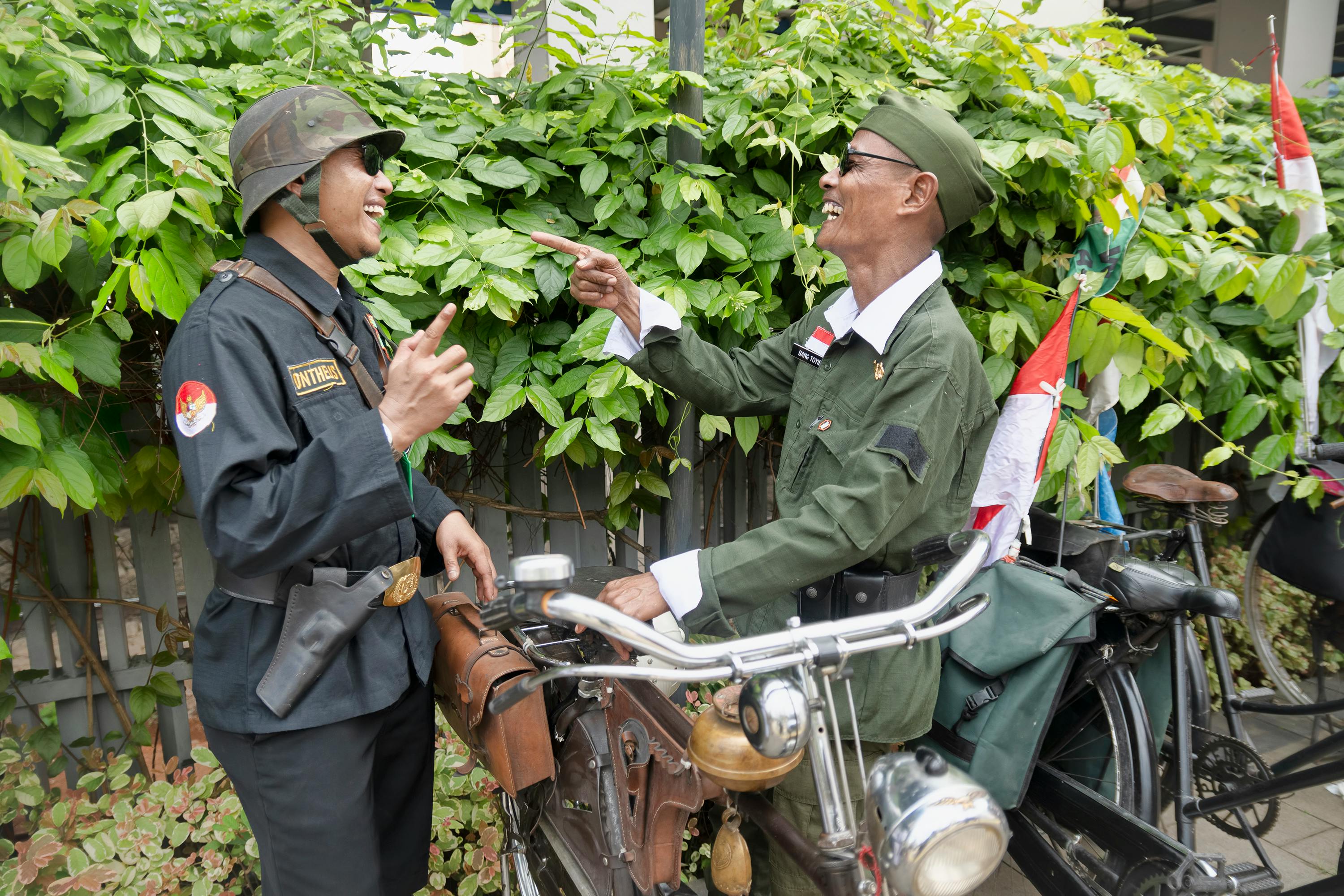 Ngobrol Bersama Teman Ketika Naik Sepeda Photos, Download The BEST Free ...