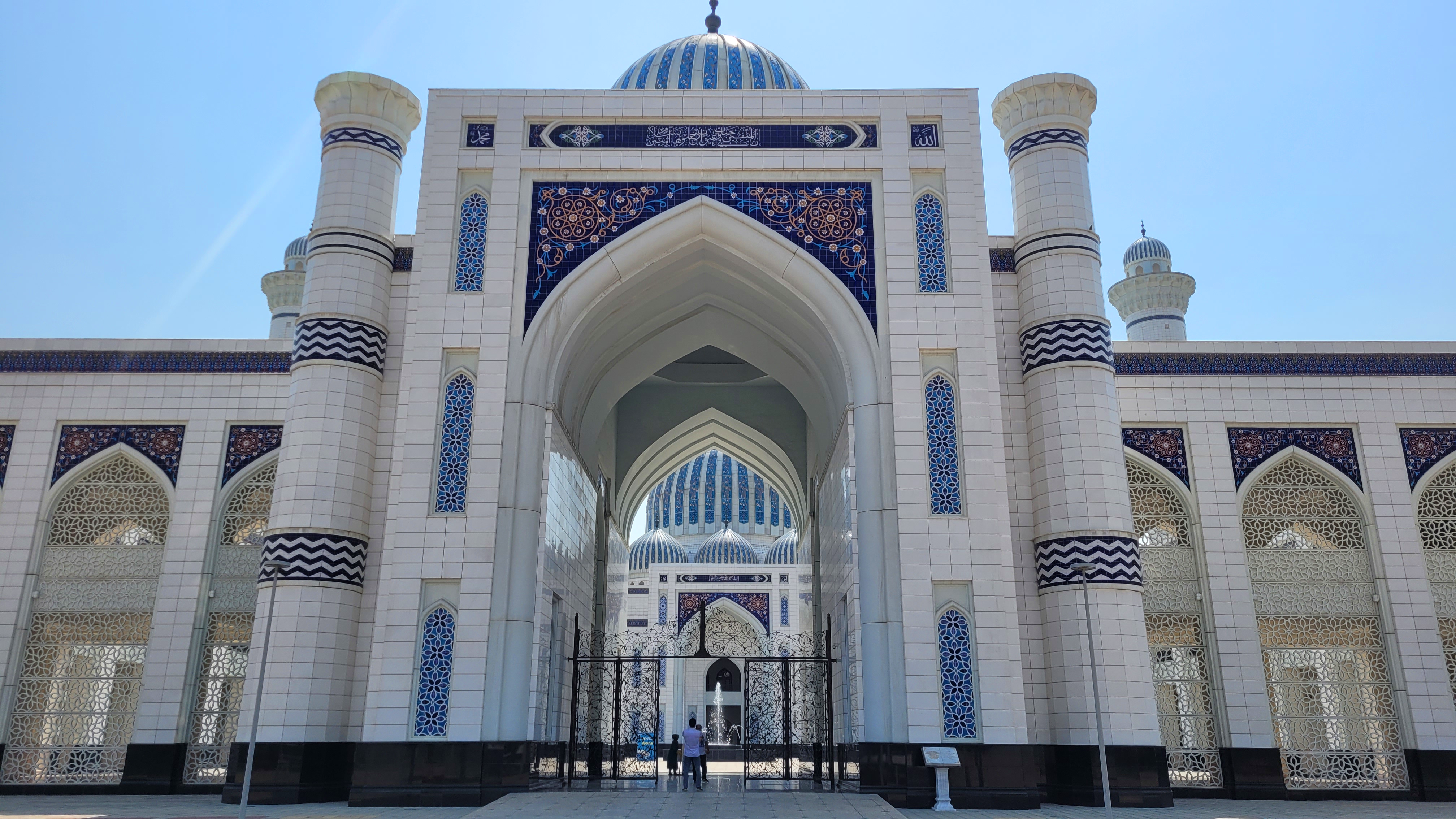 Stunning Entrance of Dushanbe Mosque in Tajikistan · Free Stock Photo