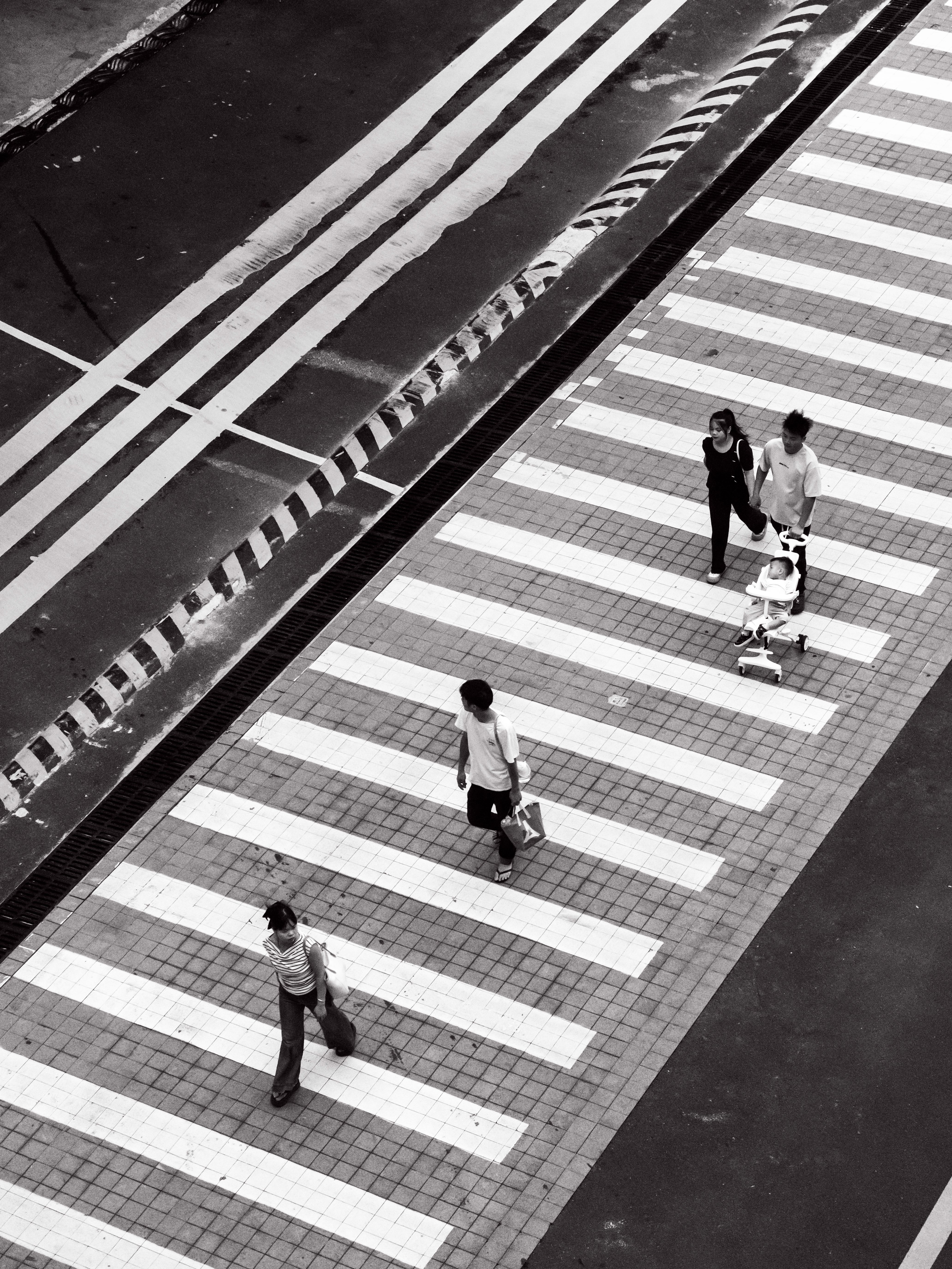 Black and White Crosswalk Scene from Above · Free Stock Photo