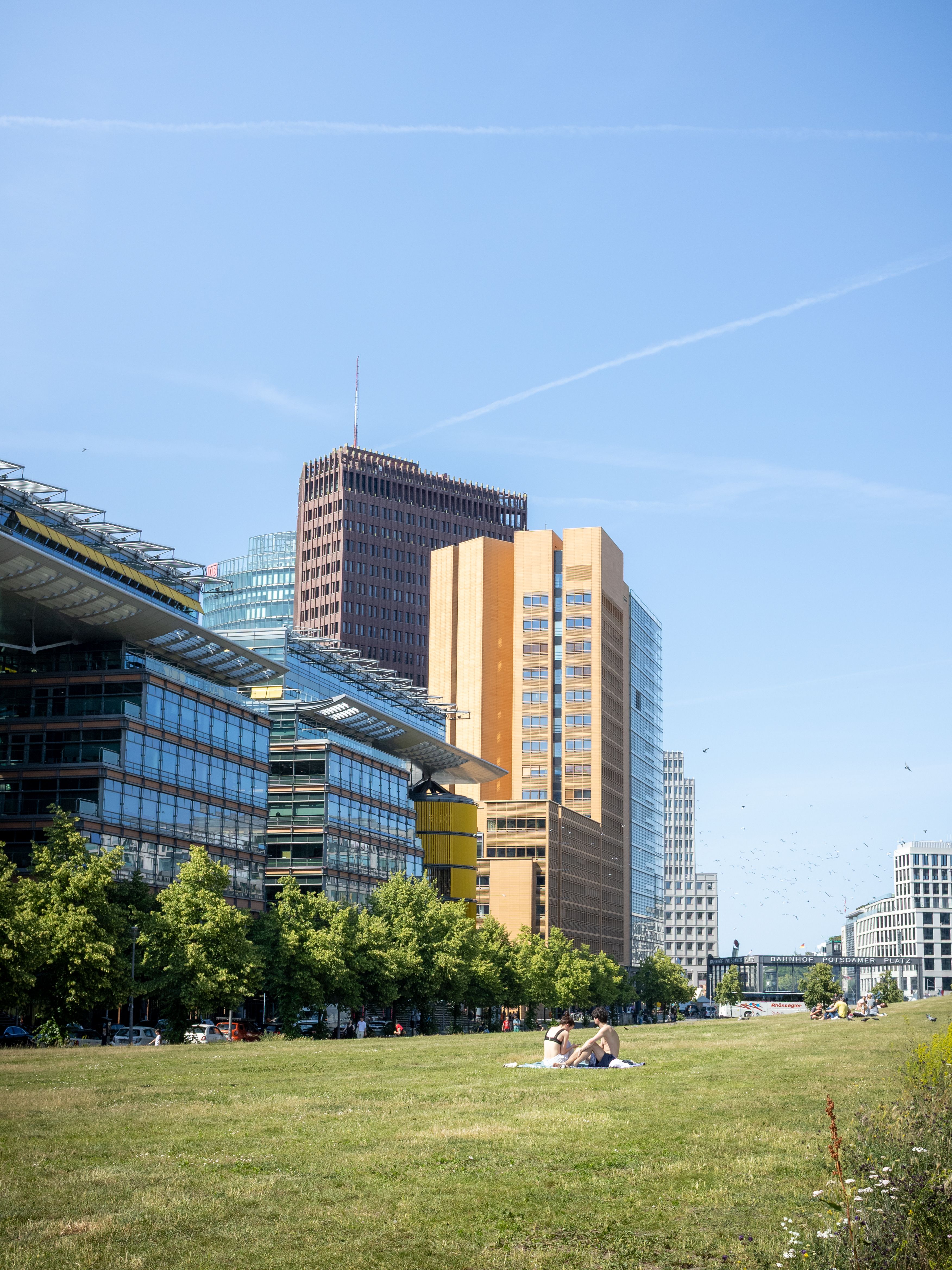 Sunny Day in Berlin's Urban Green Space · Free Stock Photo