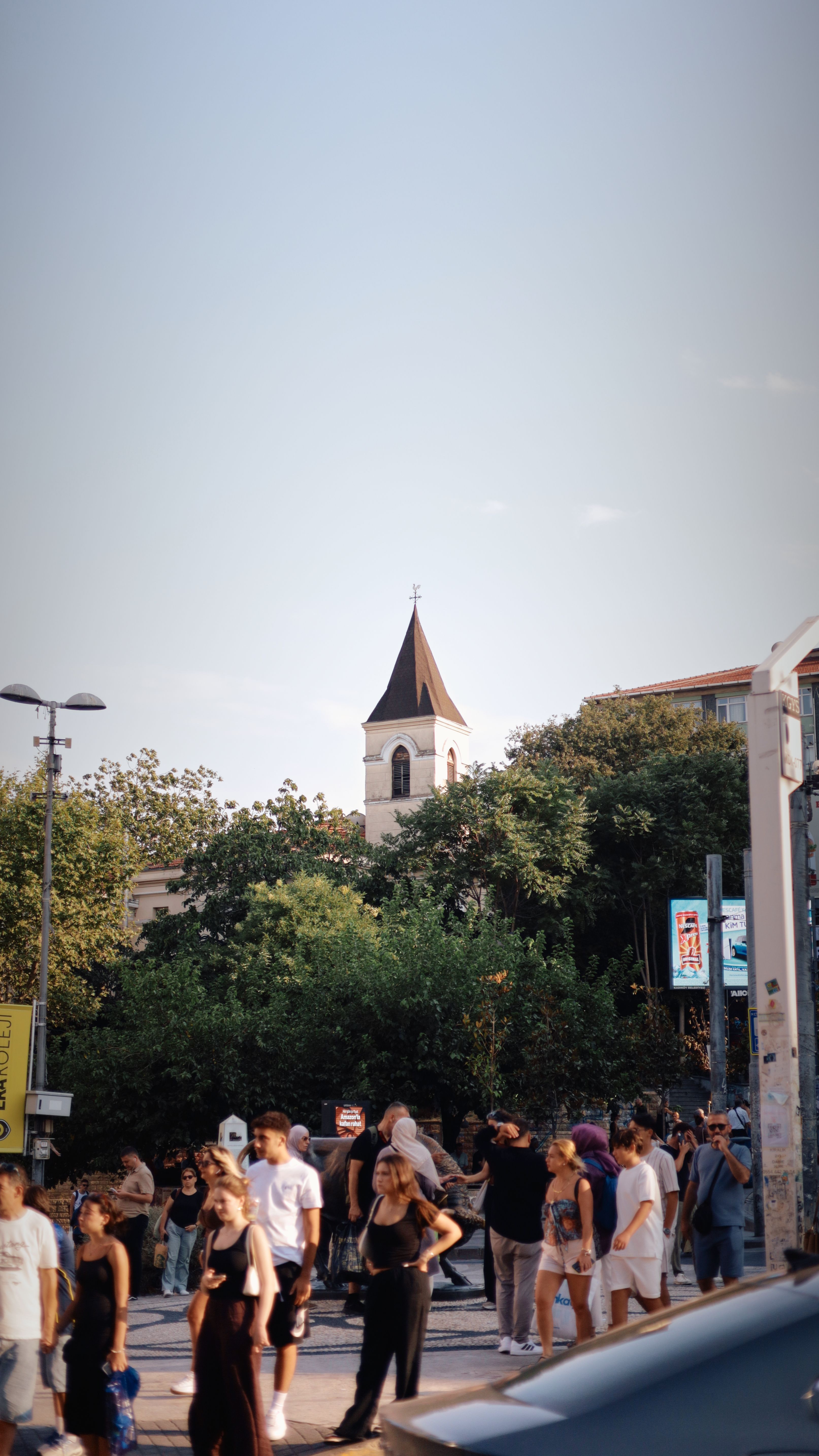 İstanbul'un Tarihi Kilise Kulesi Ile Hareketli Caddesi · Ücretsiz Stok ...